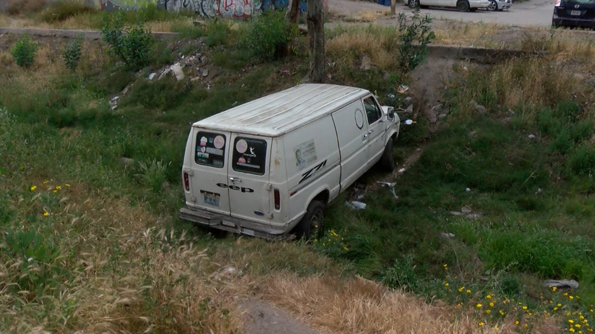 Adulto Mayor Pierde el Control y Vuelca su Camioneta en Canal de Tijuana | N+