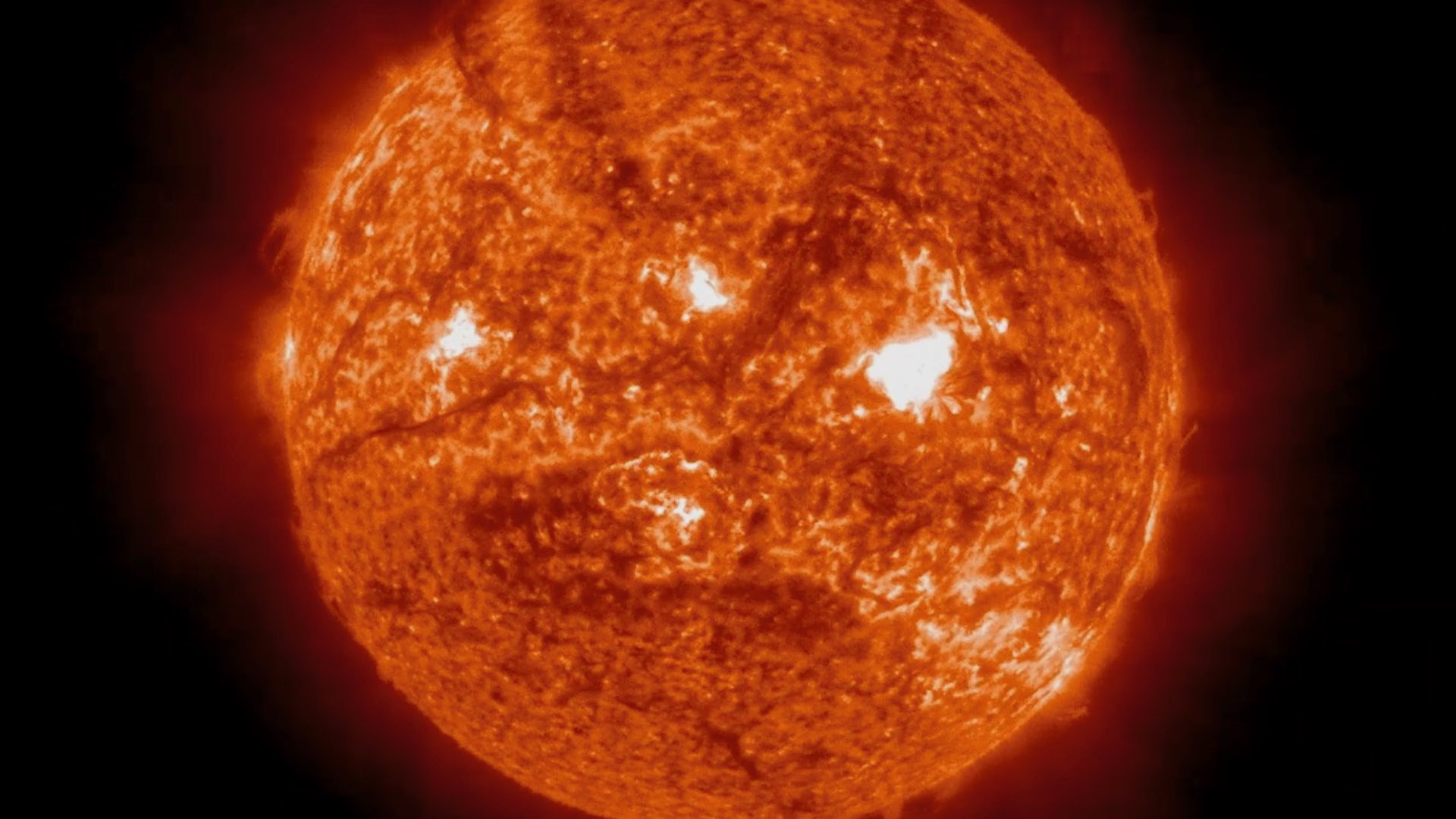 Gigantesca Mancha Solar Apunta a la Tierra; ¿Qué Consecuencias Tiene? | N+