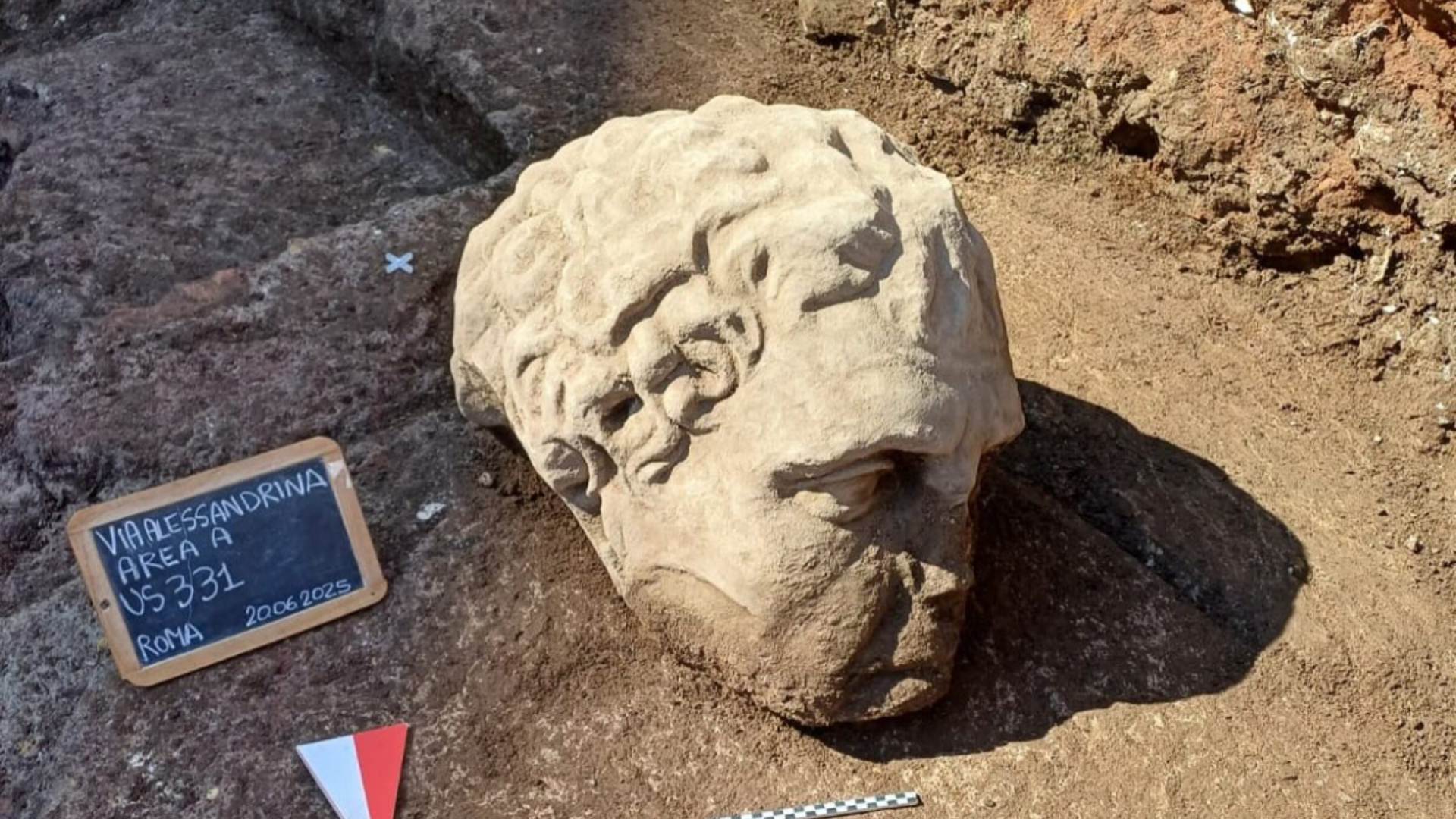 Una Cabeza Colosal de Mármol es el Nuevo Descubrimiento Arqueológico en ...