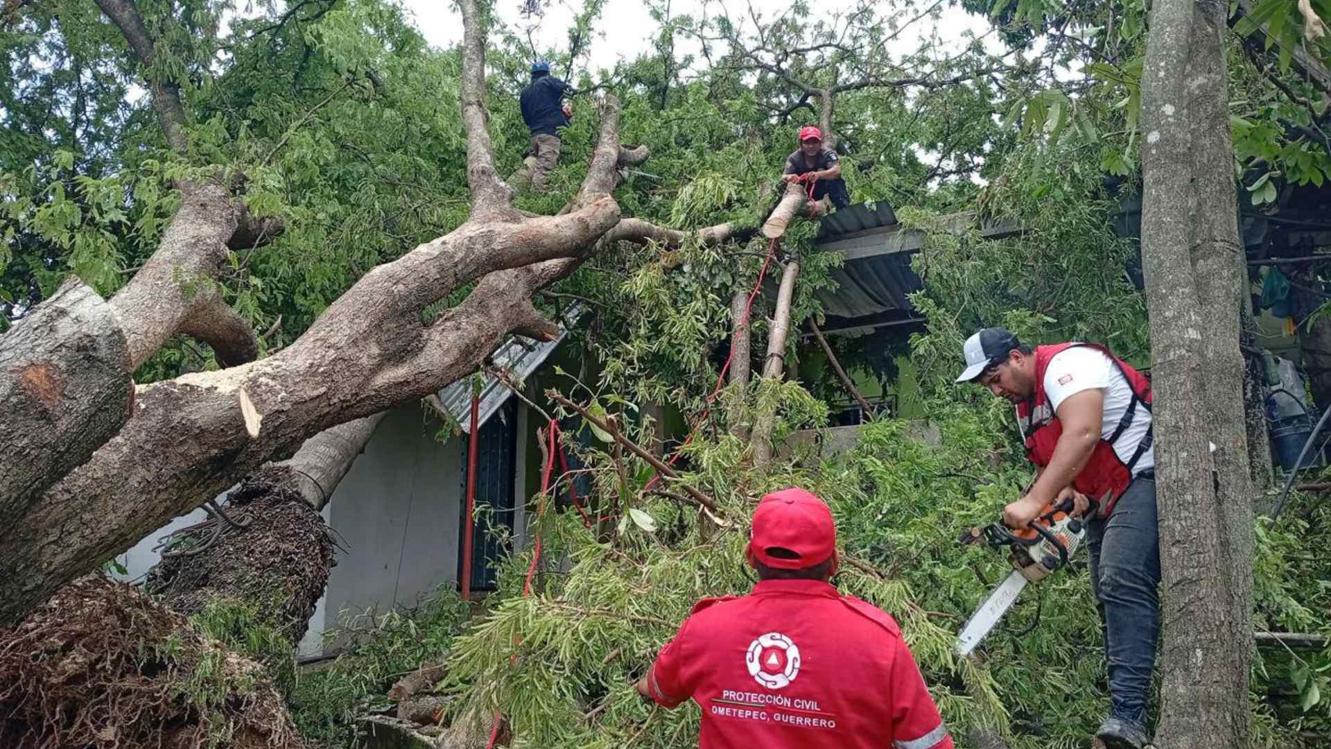 Damnificados por el Huracán Érick Retienen a Servidores de la Nación, en Ometepec, Guerrero | N+
