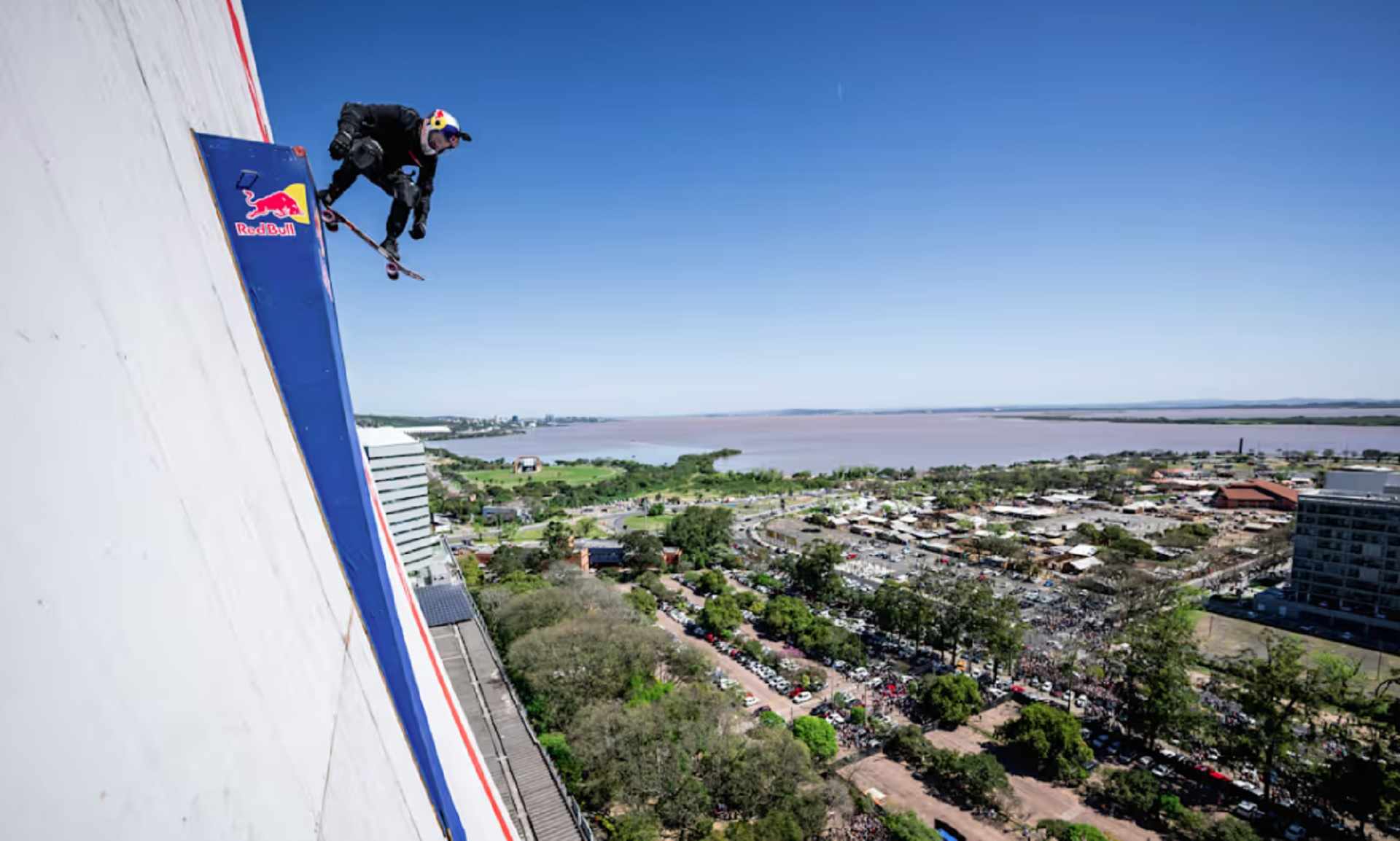 Video: Así se Vio Cómo Skater Rompe Récord desde Altura de casi 90 ...