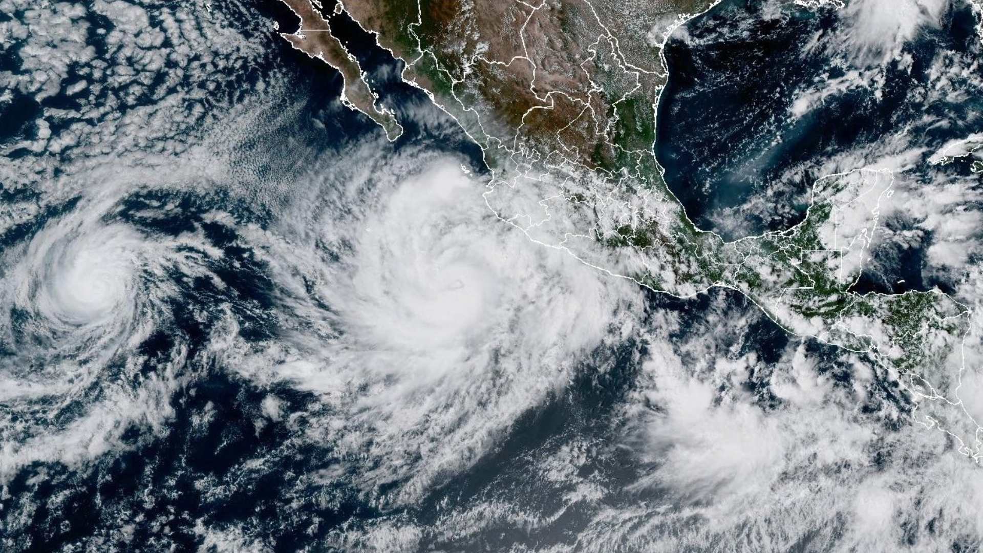 El Huracán Priscilla y Dos Tormentas Tropicales Rodean a México: Zonas en Riesgo por Ciclones | N+