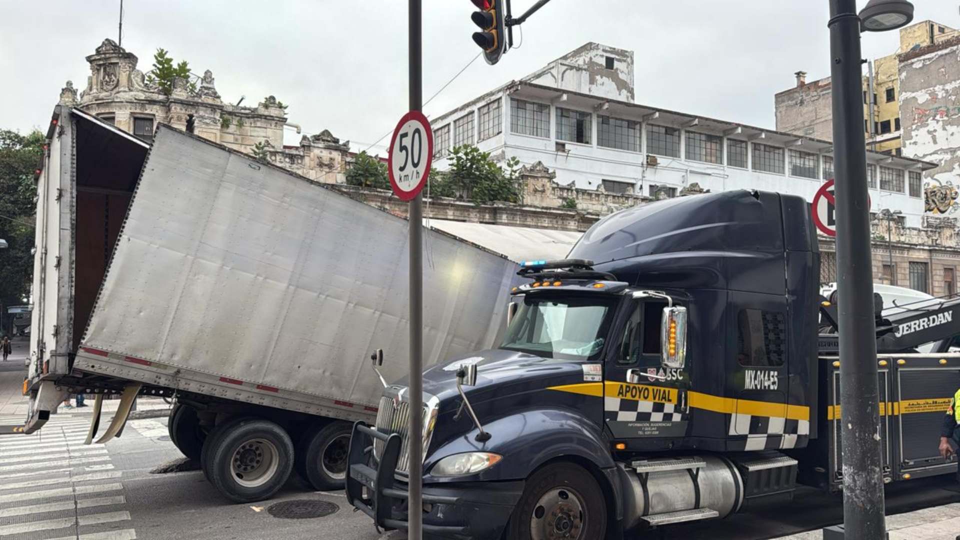 ¿Qué Pasó en Balderas Hoy? Caja de Tráiler se Partió en la Zona Centro ...
