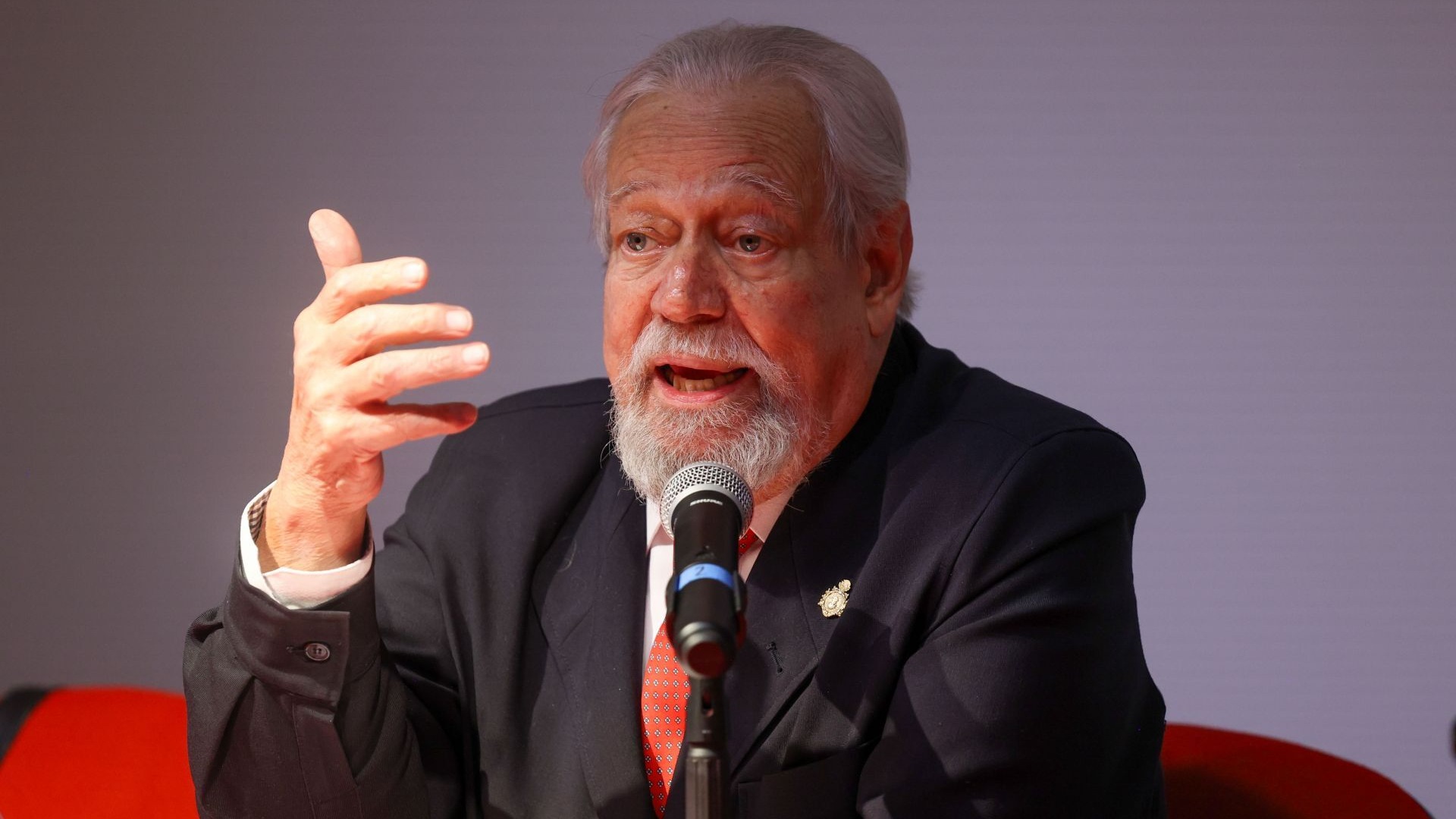Premio Cervantes 2025: Gonzalo Celorio, Director de la Academia ...
