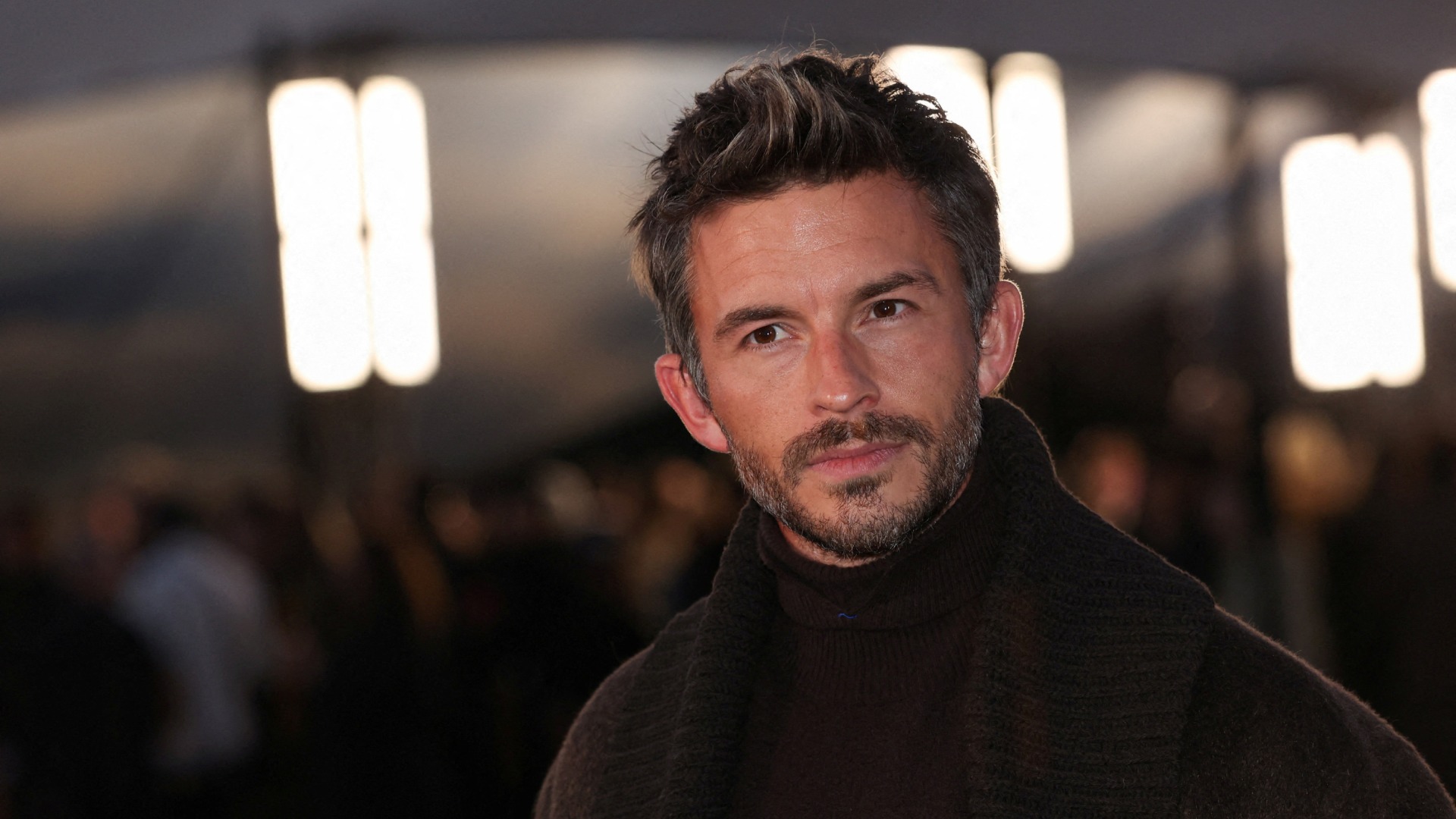 Revista People Elige a Jonathan Bailey como el Hombre Más Sexy del ...