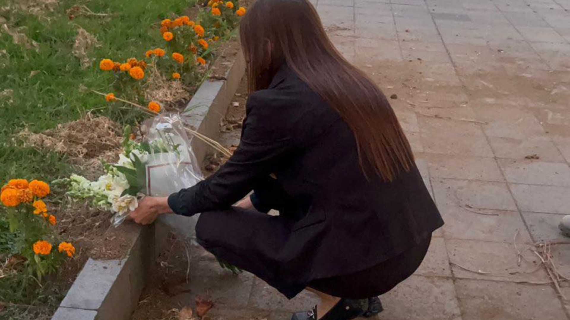 Grecia Quiroz Deja Flores Donde Hace un Mes Mataron a Carlos Manzo ...