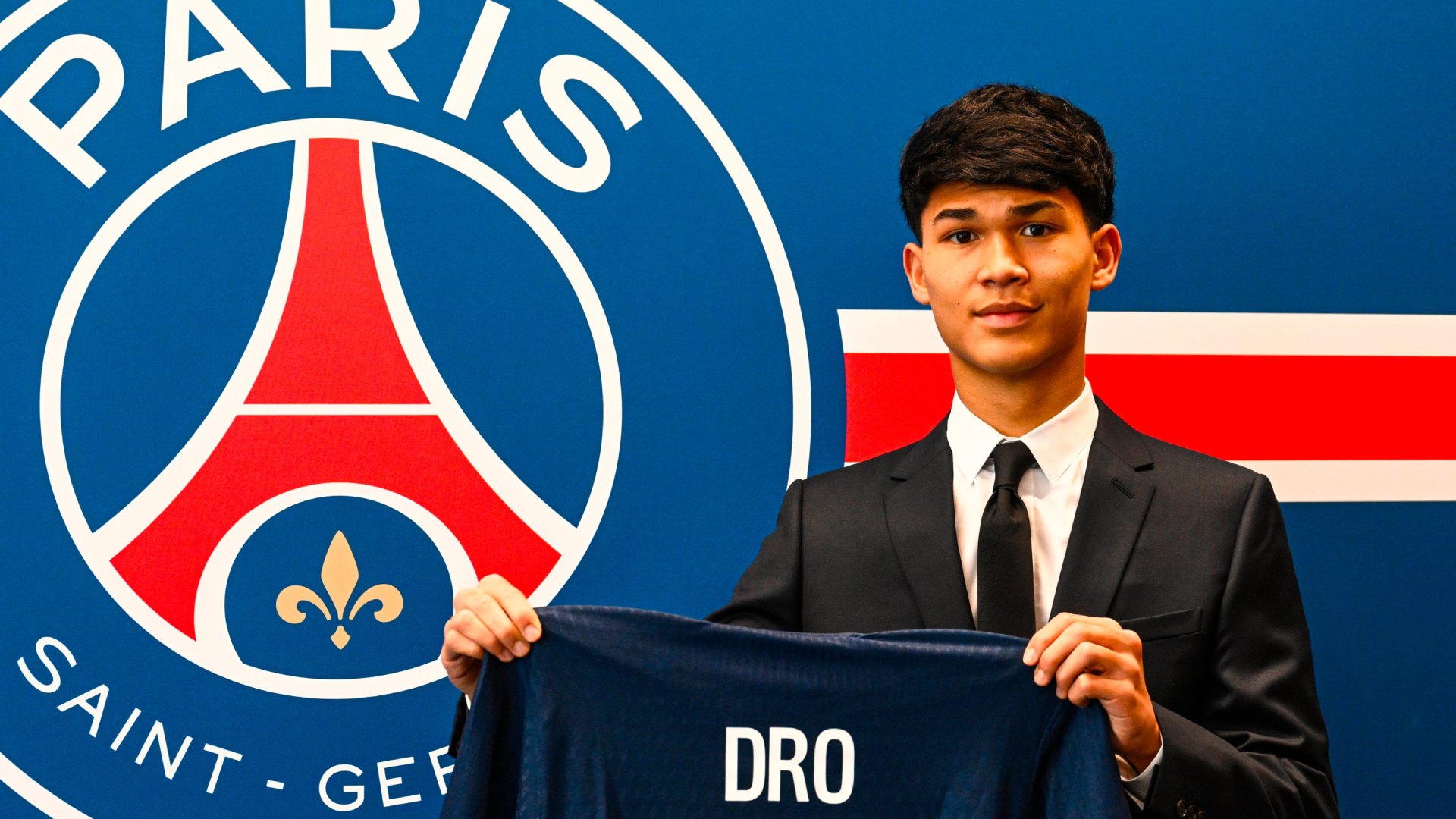 París Saint-Germain Ficha al Futbolista Dro Fernández, Una de las ...