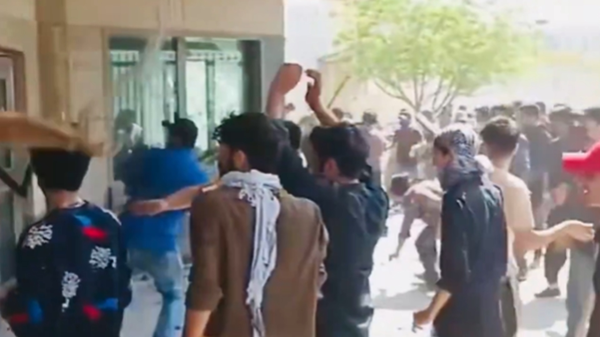 Manifestantes Vandalizan Consulado de Estados Unidos en Pakistán ...