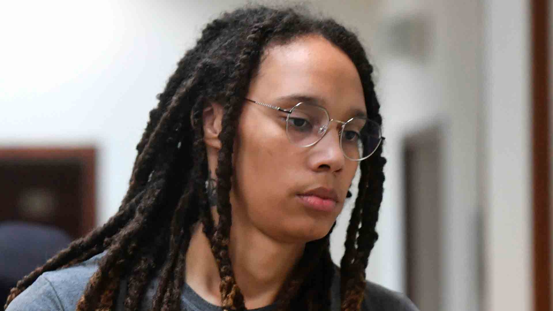 Brittney Griner: Basquetbolista llega a EU tras canje con Rusia por traficante Viktor Bout | N+