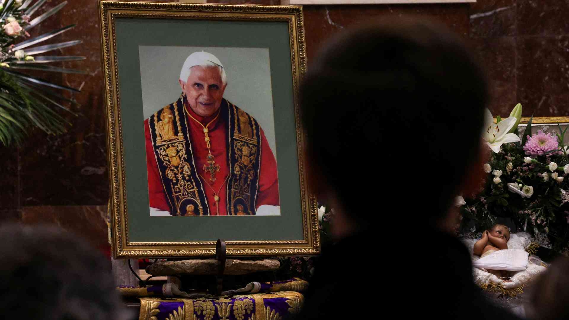 Benedicto XVI: Continúa despedida del papa emérito; desfilan miles en ...