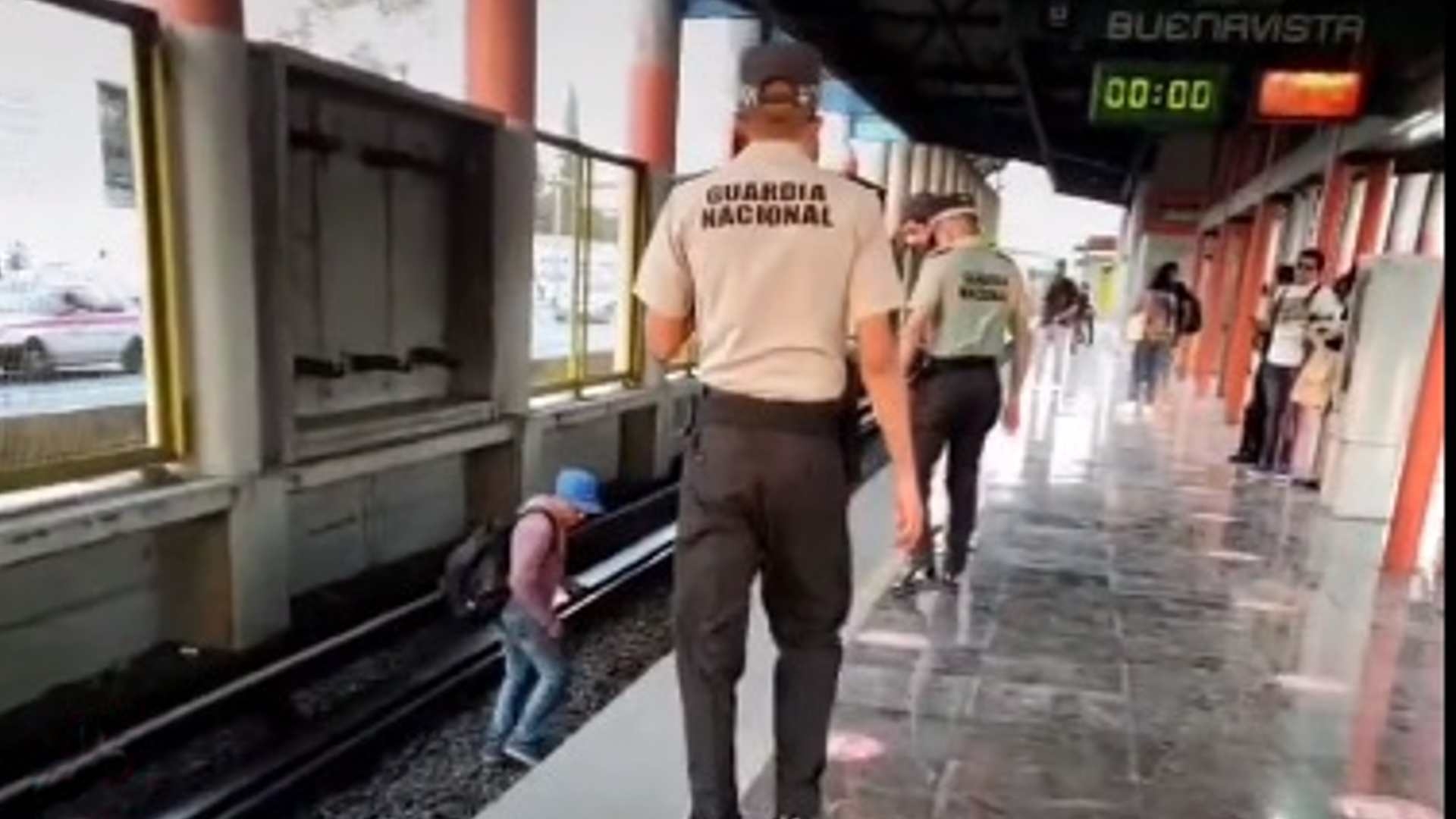 Metro CDMX: Detienen a Hombre que Caminaba en Vías de la Línea B | N+