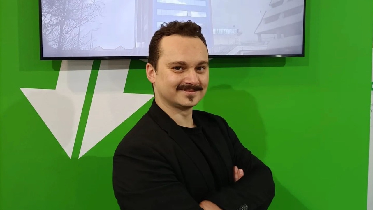 Italiano Se Instala Cinco Microchips bajo la Piel; Uno es para Pagar | N+