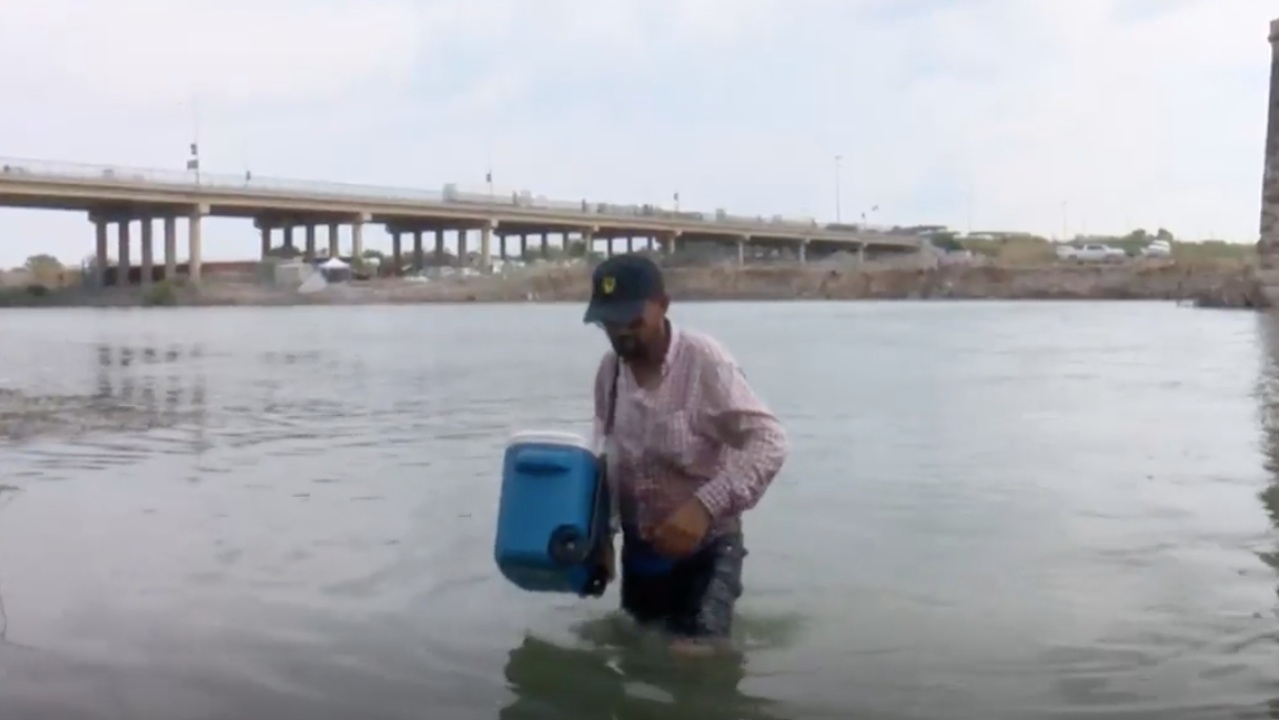 Paletero Calma Sed de Migrantes: Cruza el Río Bravo para Venderles ...