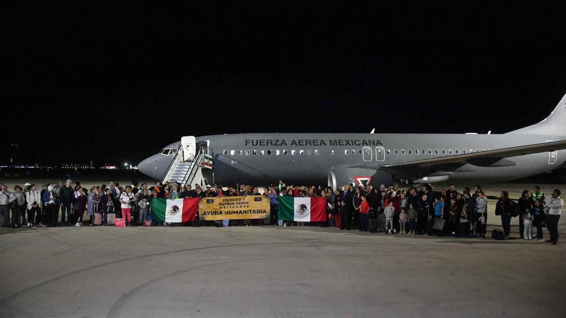 "¡Sí Se Pudo!": Llega Primer Avión con Mexicanos Rescatados de Israel | N+