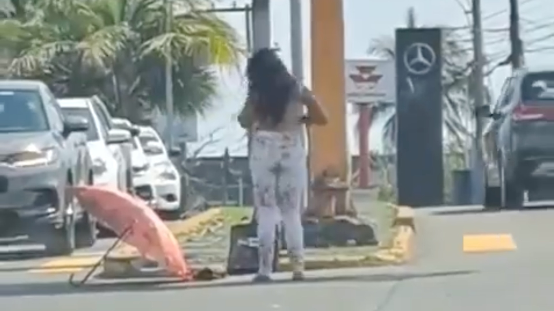 Mujer Se Desnuda Y Se Cambia De Ropa En Plena Avenida De Boca Del Río N 7942