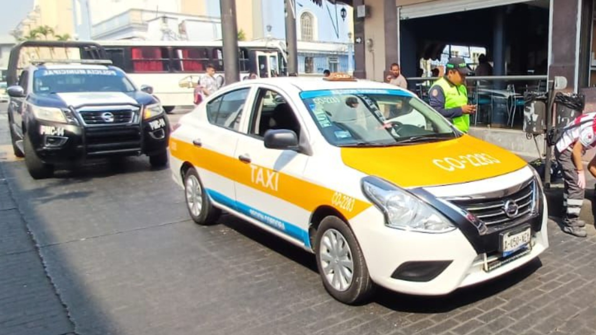 Taxista Impacta a Mujer y la Lanza Hasta la Banqueta en Córdoba, Veracruz | N+