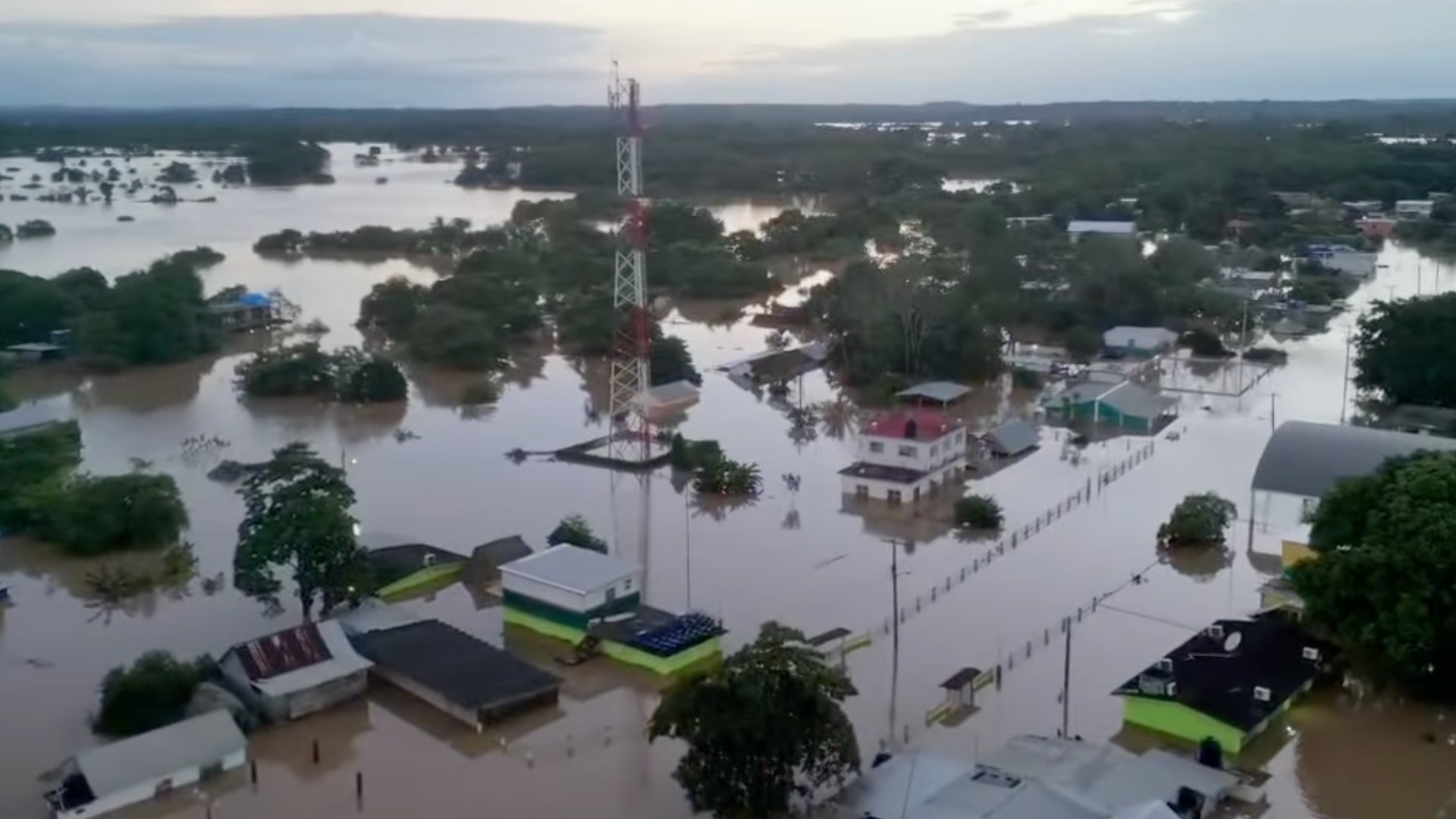 Joven es Arrastrado por la Corriente del Río Coatzacoalcos en Hidalgotitlán | N+