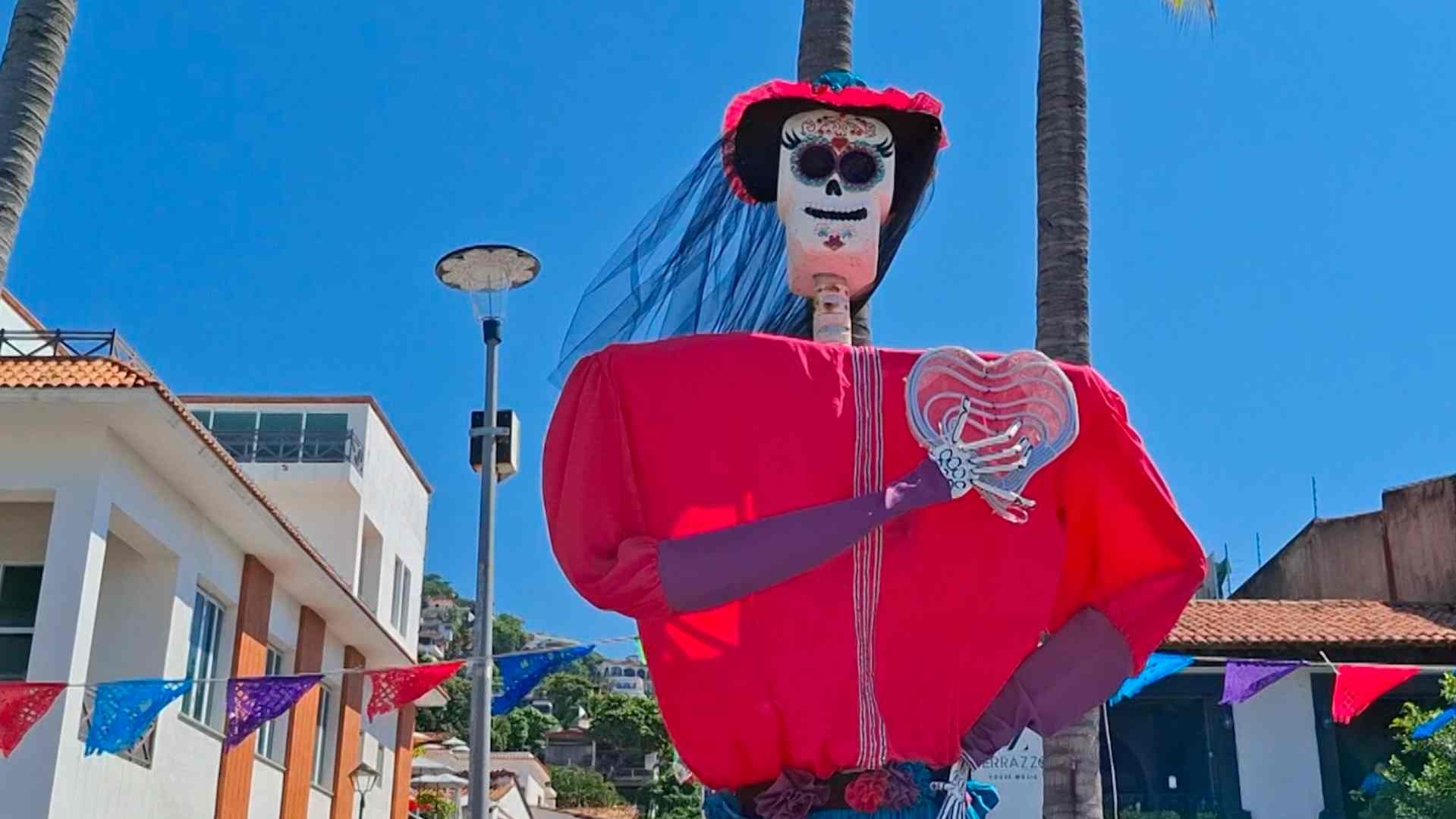 La Catrina Monumental y Su Mascota están Listas para Día de Muertos | N+