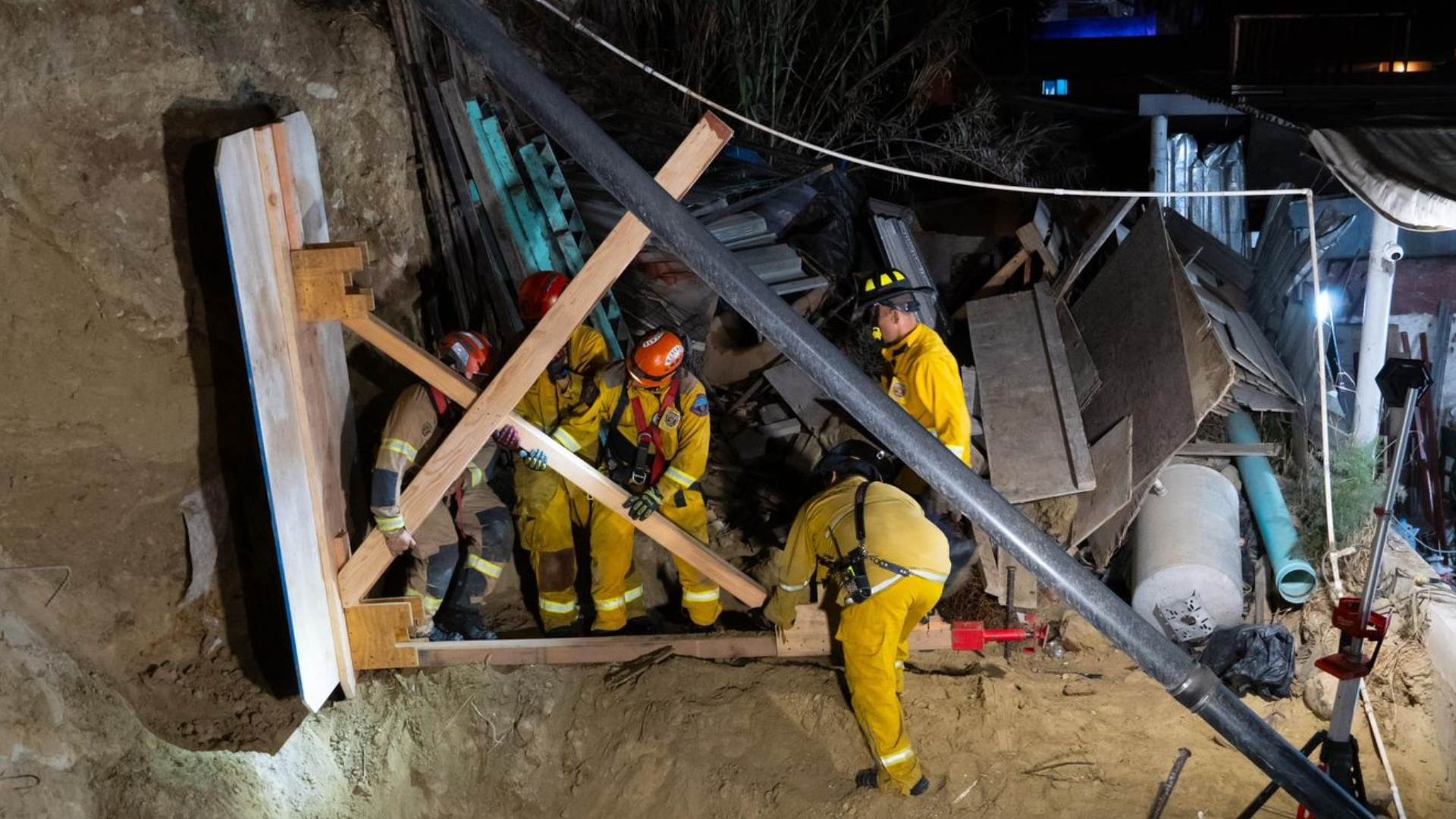 Muere Trabajador Sepultado Tras Derrumbe de Talud en Tijuana | N+