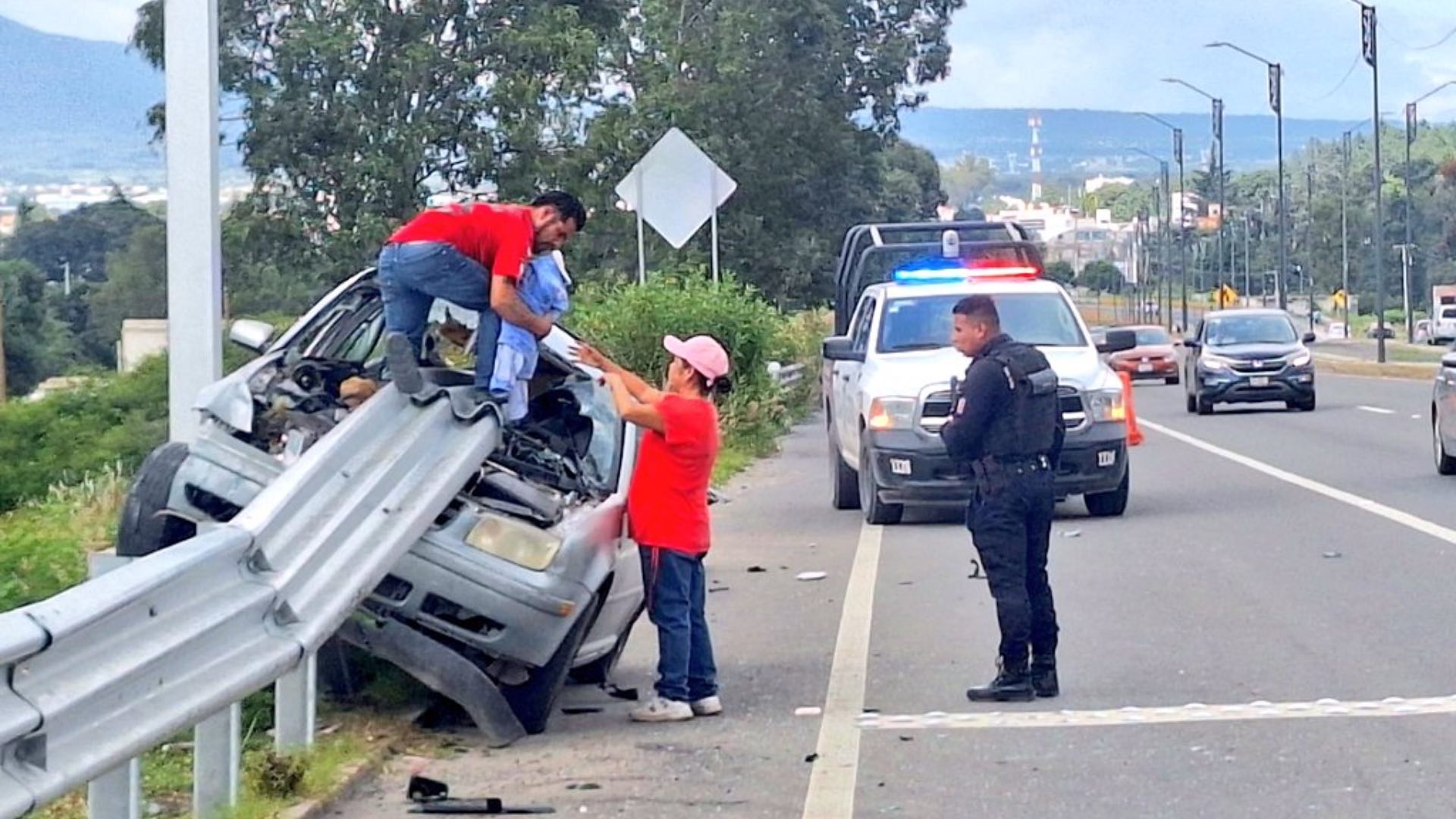 Fuerte Choque Deja a Automóvil Atravesado por Barra de Contención en ...