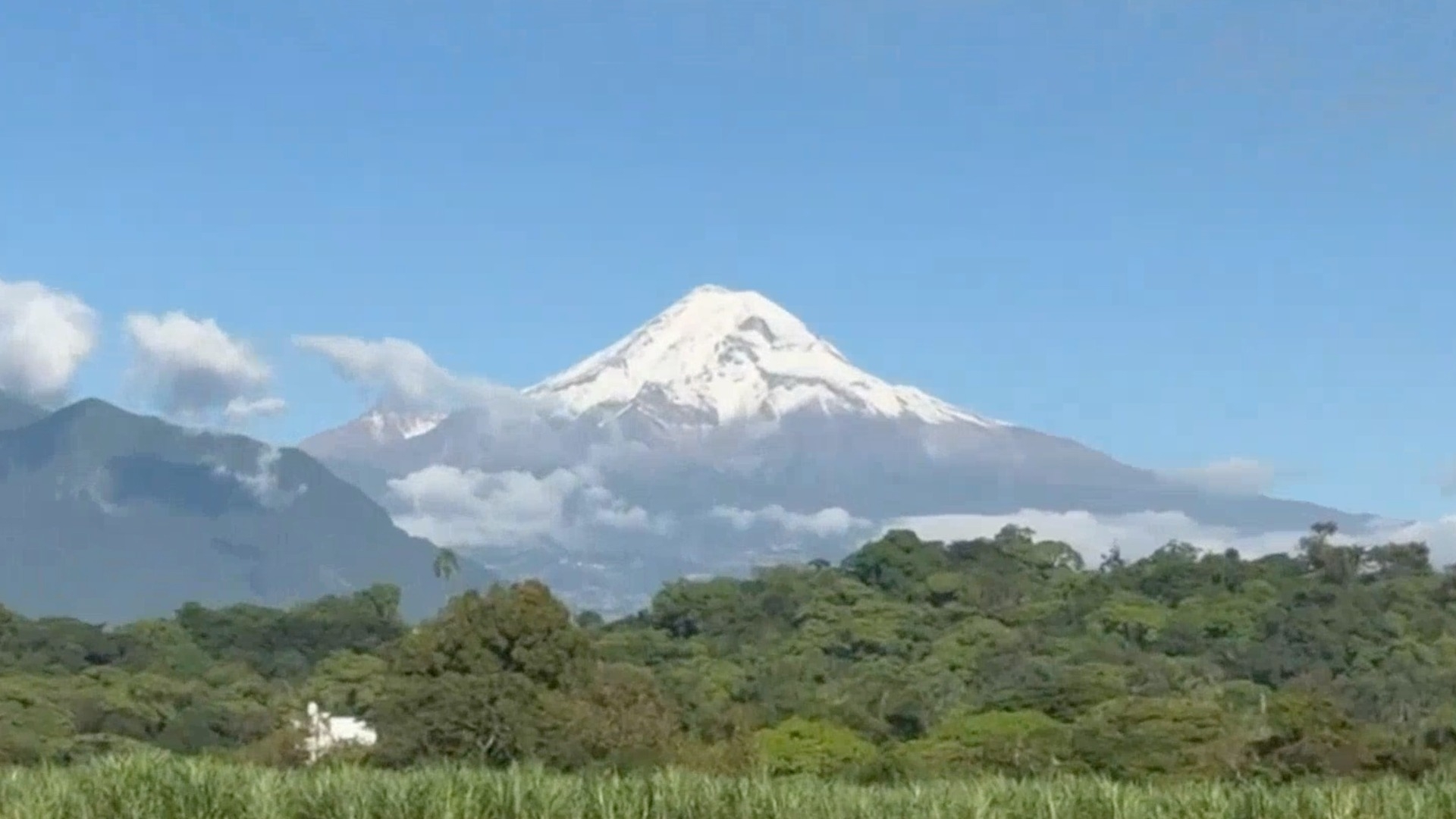 Cae la Primera Nevada de este 2025 en el Volcán Pico de Orizaba | N+