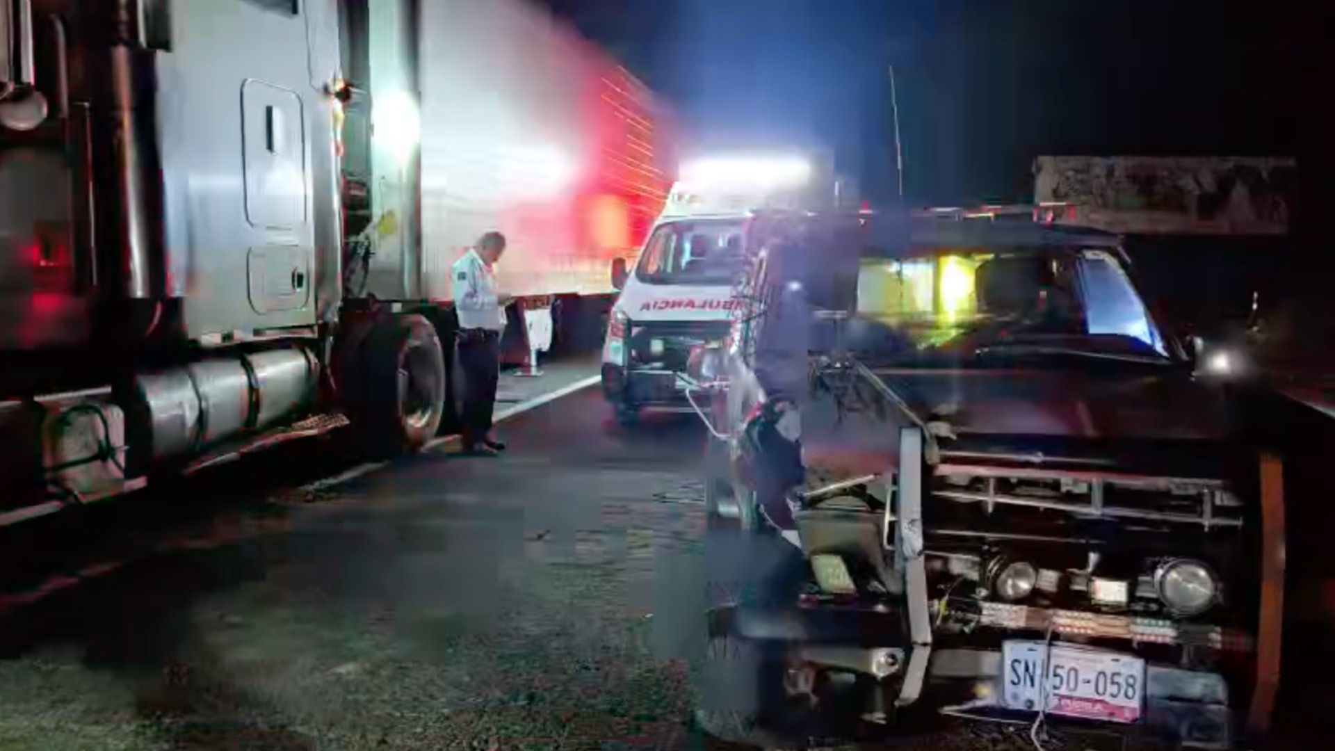 Conductor de Camioneta Sobrevive a Choque Frontal contra un Tráiler en ...