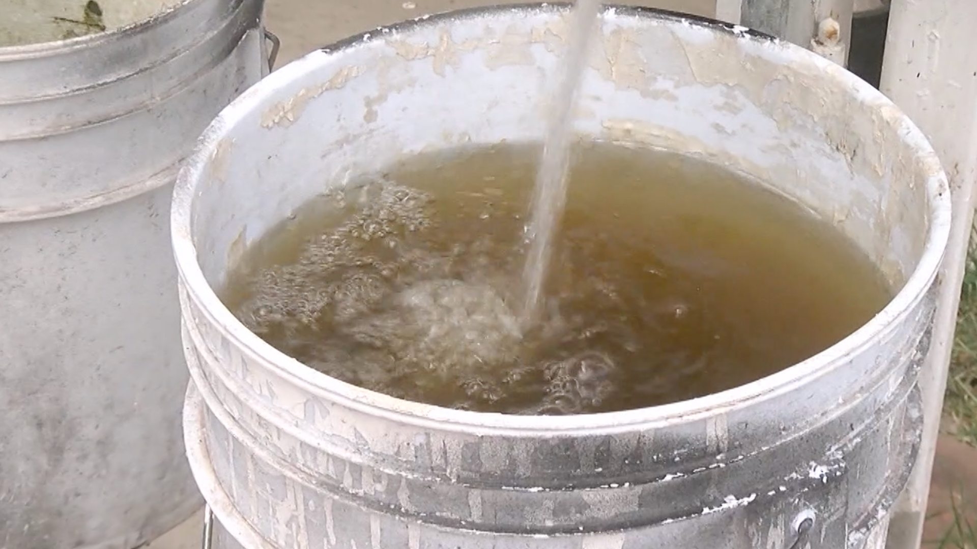 Así de Sucia Llega el Agua a Miles de Hogares en Guadalajara | N+