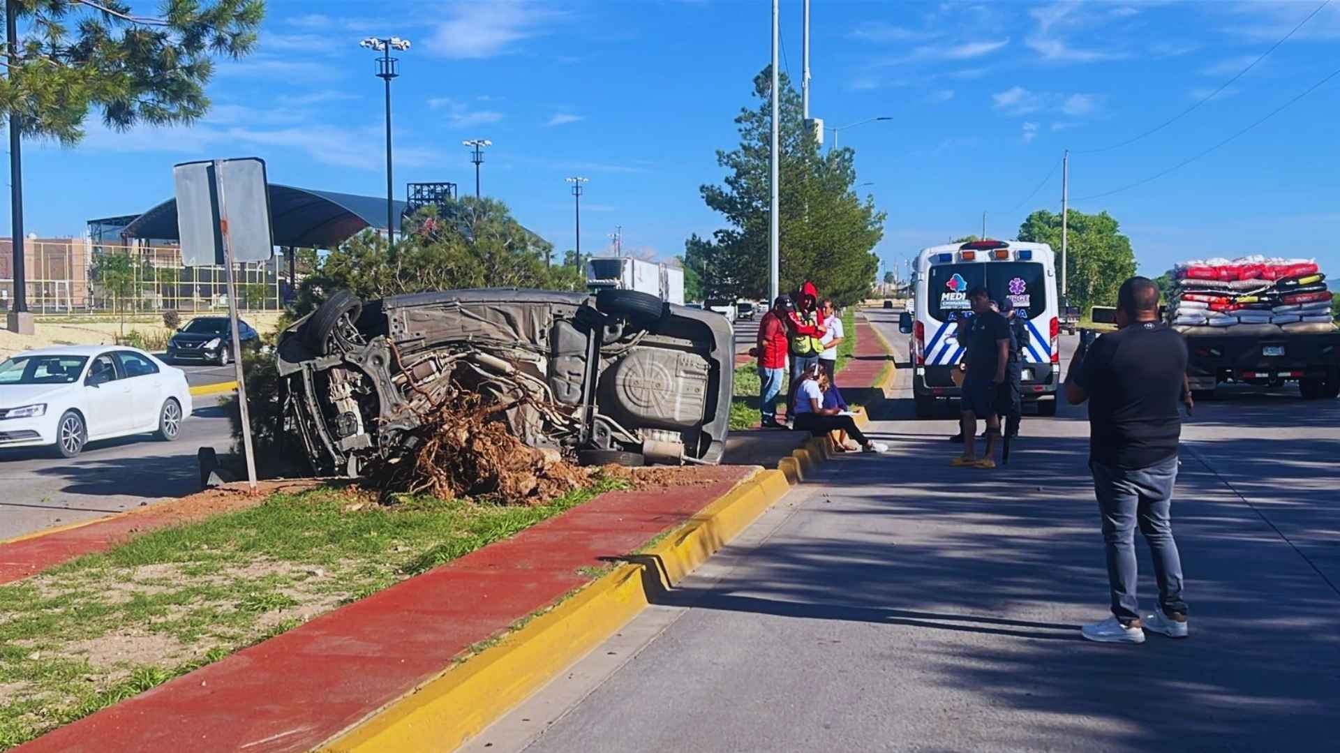 Mujer Resulta Lesionada Tras Volcadura al Norte de Chihuahua | N+
