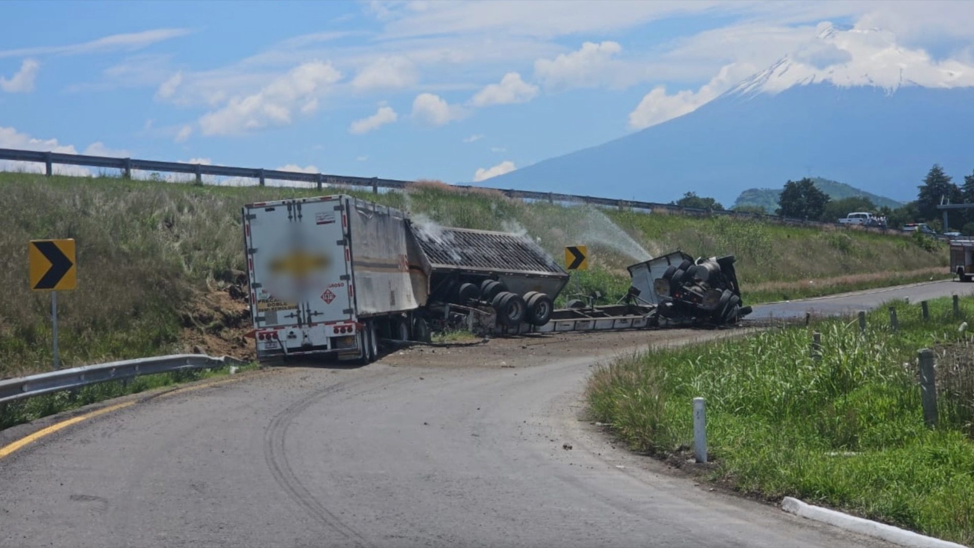 Volcadura de Tráiler Provoca Fuga de Gas Natural en Autopista de Puebla | N+
