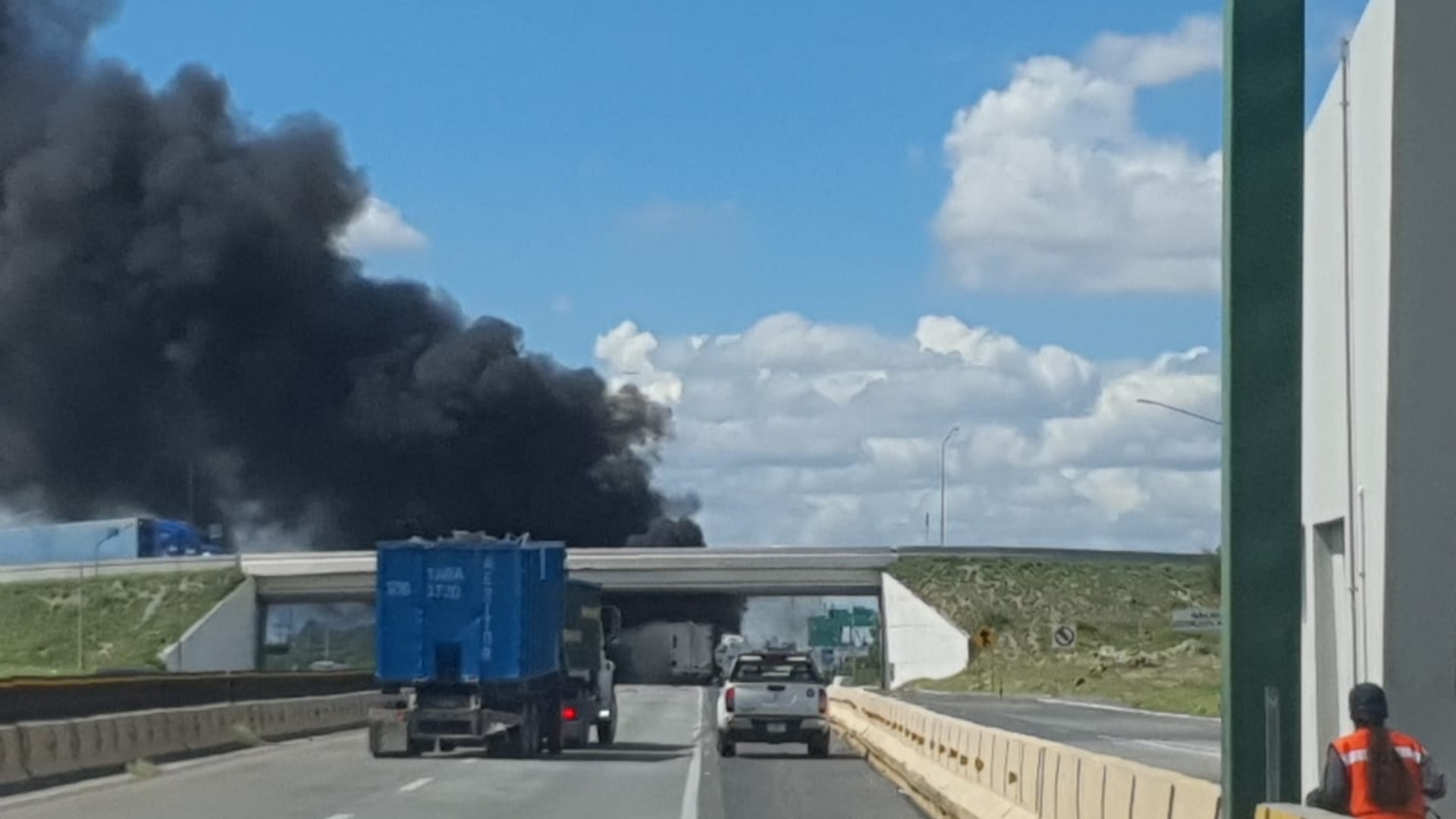 Reportan Choque e Incenido de Pipa y un Tráiler en el Anillo Periférico ...