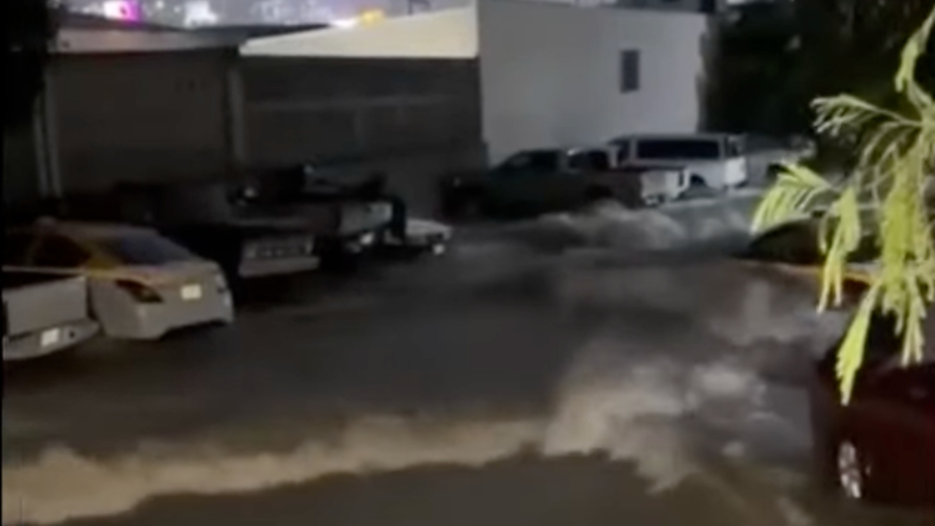 Inundaciones en Monterrey: Vehículos son Arrastrados por la Corriente ...