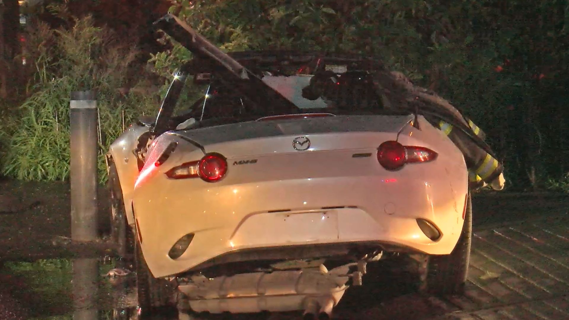 Automovilista Sobrevive Tras Estrellar su Carro Convertible en la ...