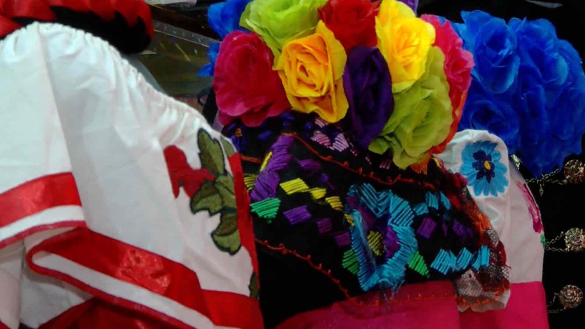 Familia Conserva la Tradición de los Trajes Típicos Durante un Siglo en ...
