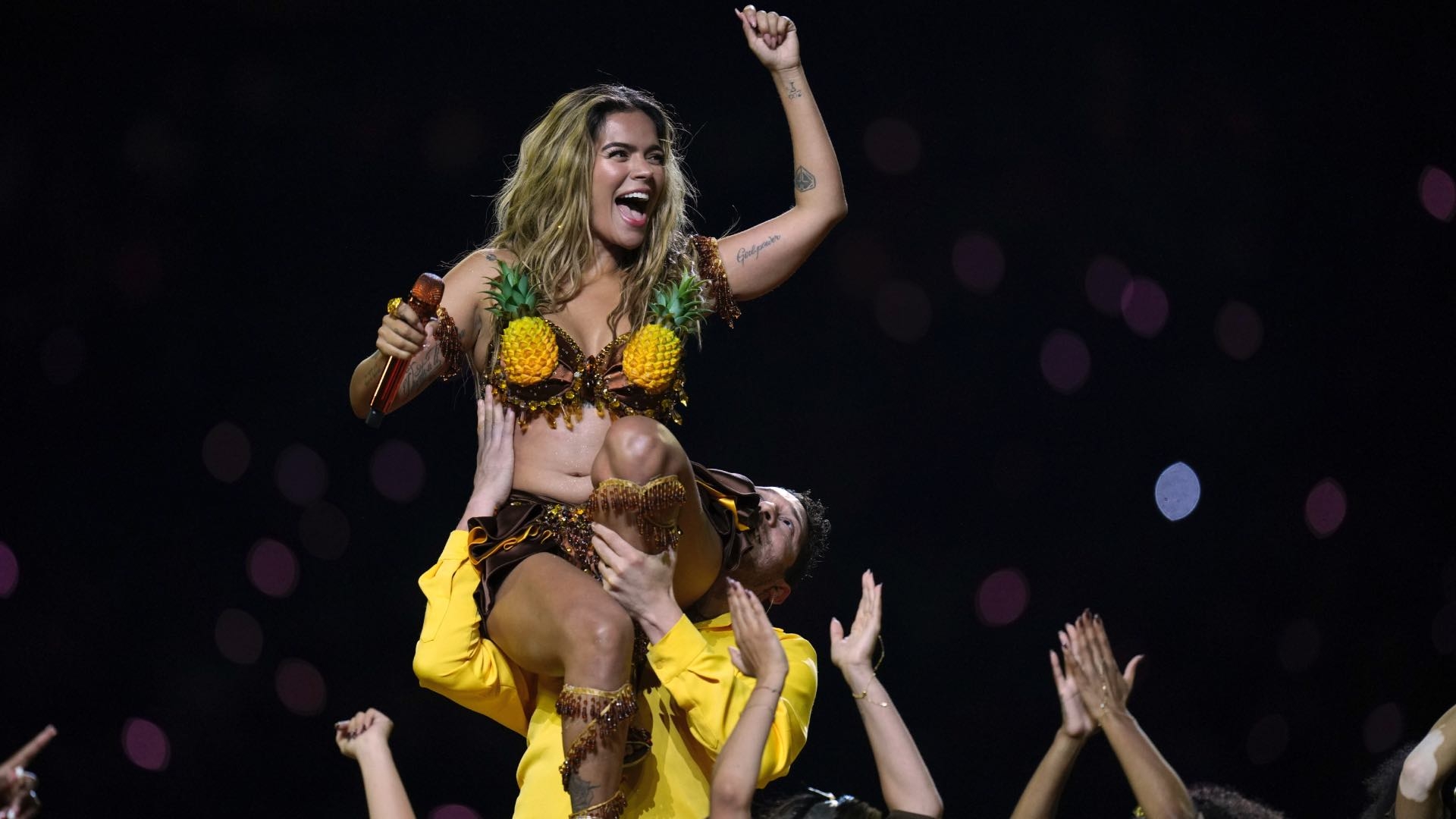 Karol G Hace Historia en Desfile de Victoria's Secret 2025: Es la Primera Latina en Cantar en el ...