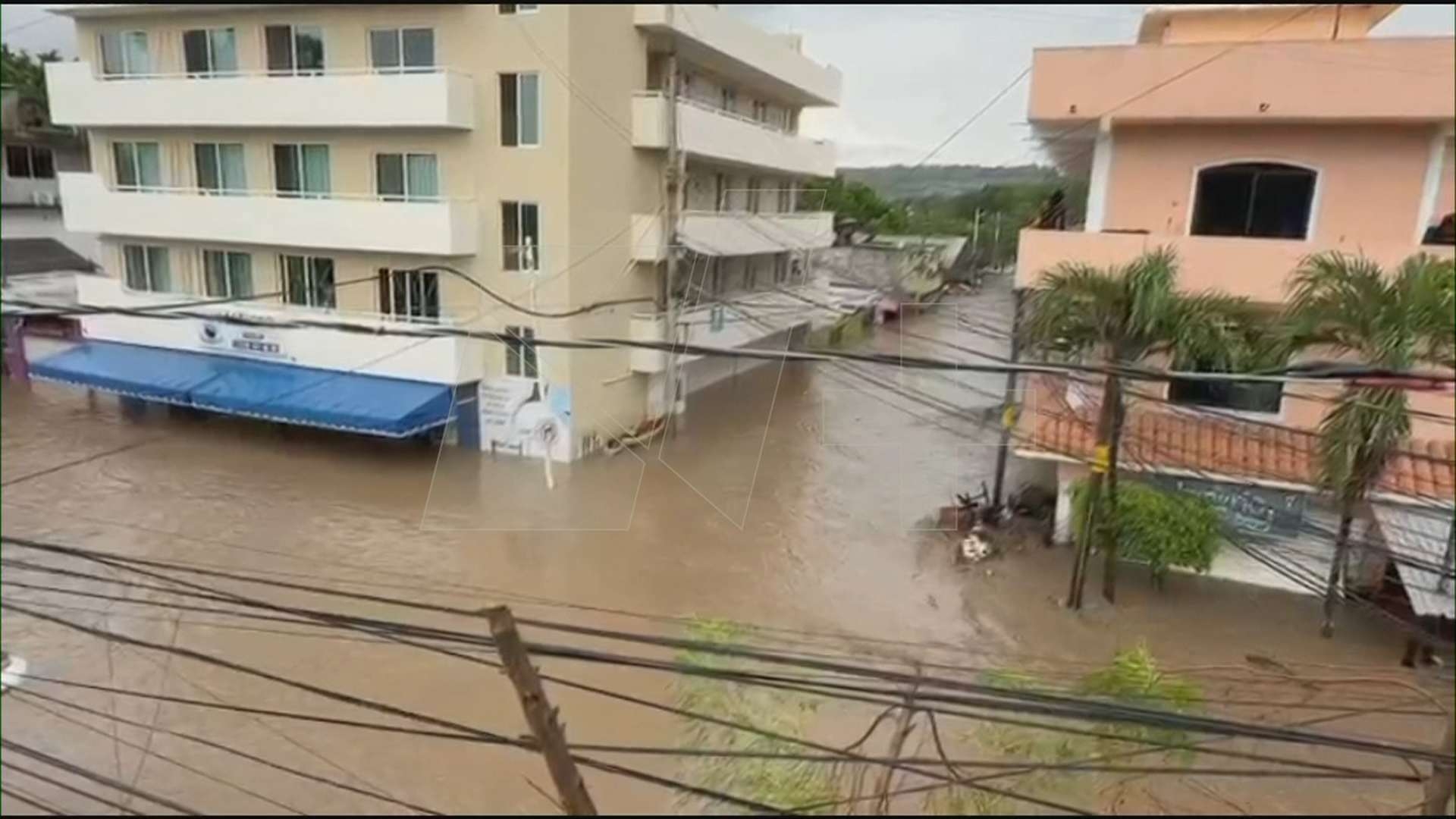 Su Casa Se Inundó: Afectado Muestra En Vivo Calles Bajo el Agua en Poza ...