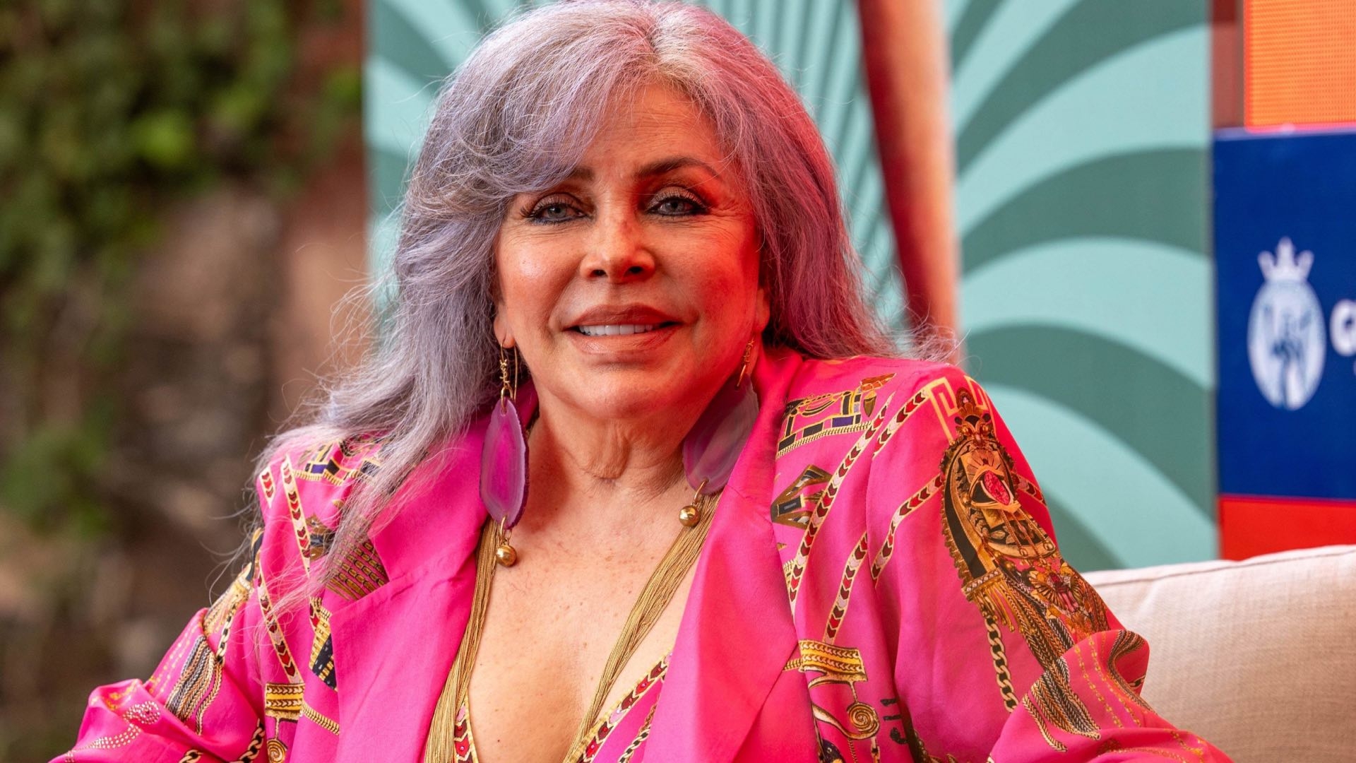 Verónica Castro Reaparece con Oxígeno y Silla de Ruedas: ¿Qué Sabemos ...