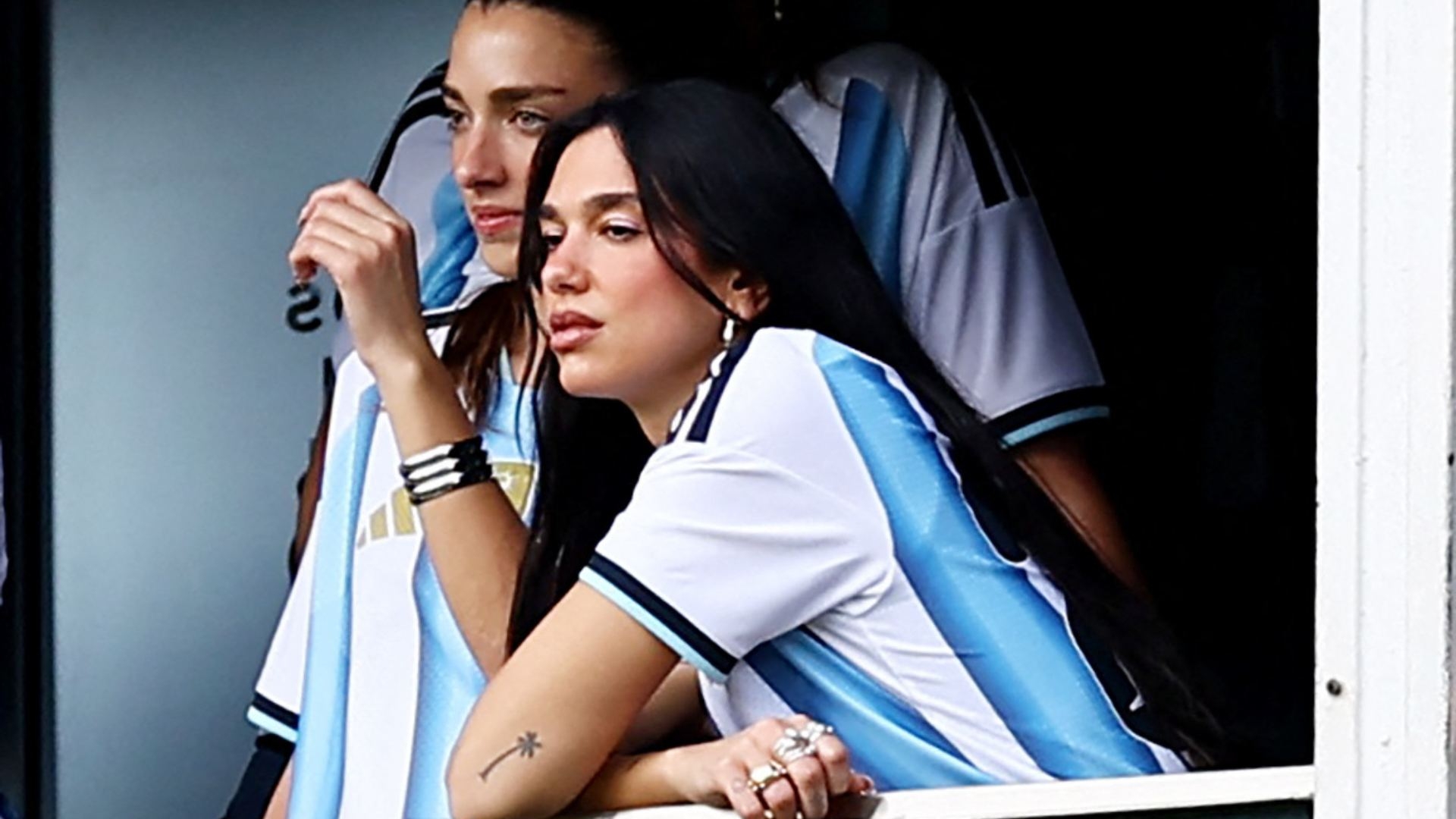 Dua Lipa Presume su Español Cantando Covers de Miranda y Soda Stereo | N+