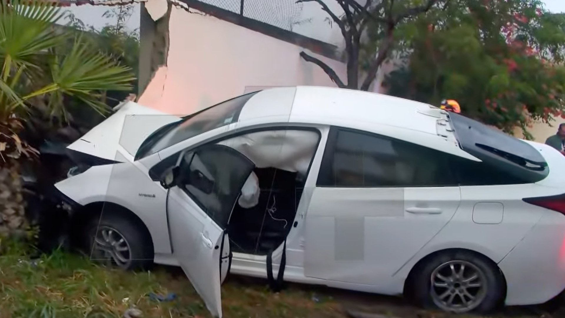 Automovilista Pierde el Control y se Estrella Contra Barda de Gasolineraen Monterrey | N+