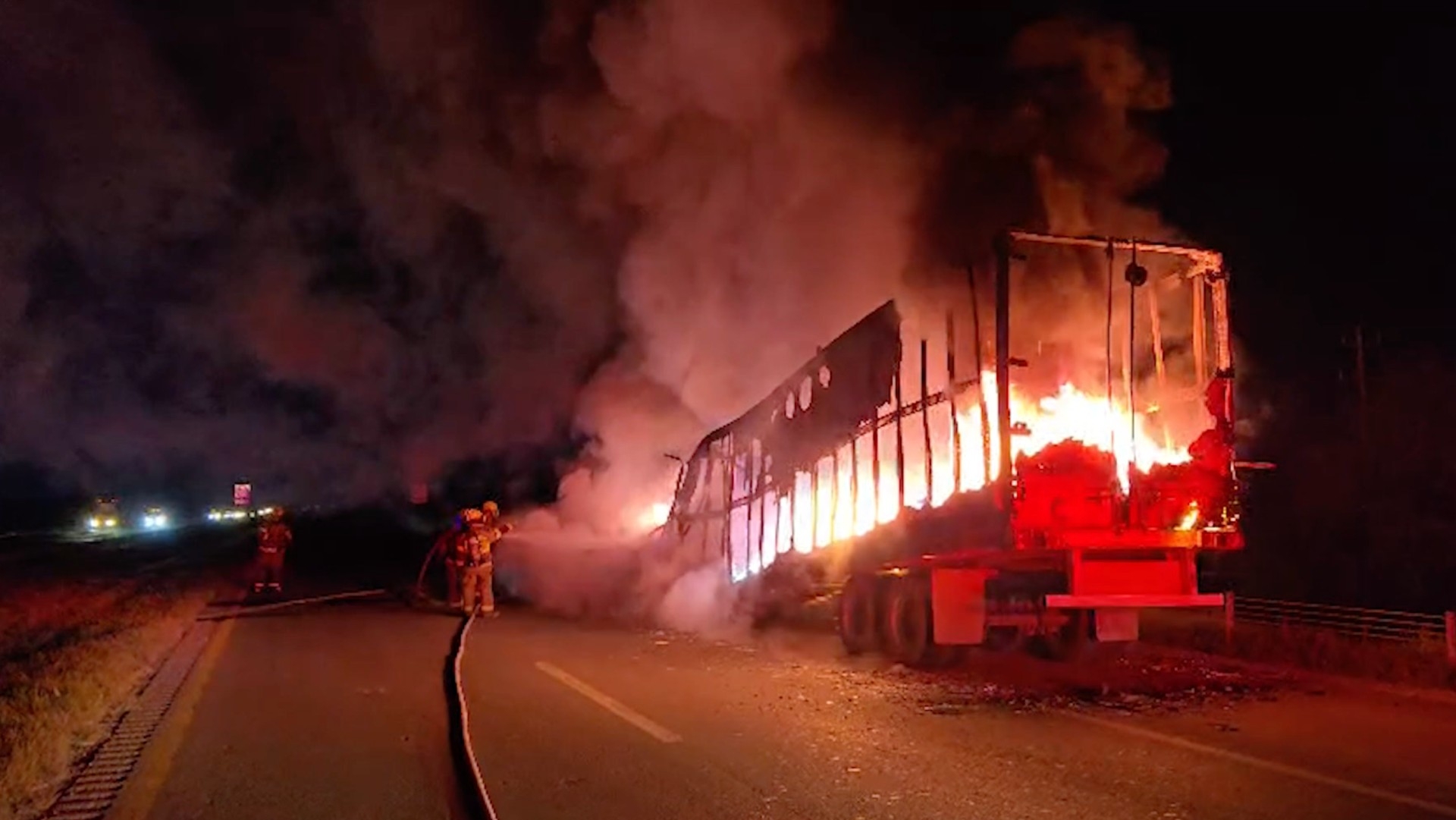 Incendio Consume Tráiler Cargado con Cobre en Autopista Anillo ...