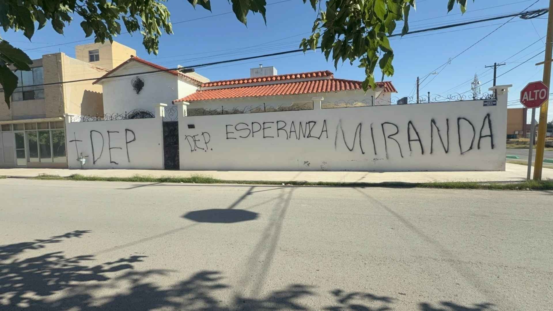 Realizan Pintas y Dejan Corona Fúnebre en Casa de Javier Corral en ...