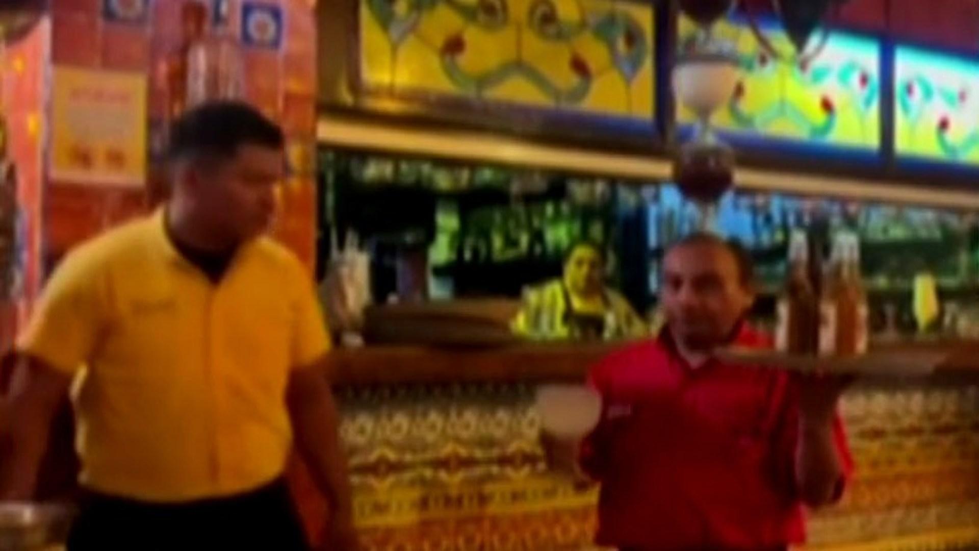 Este es el Mejor Mesero Mexicano: Sorprende al Servir Bebidas | Viral | N+