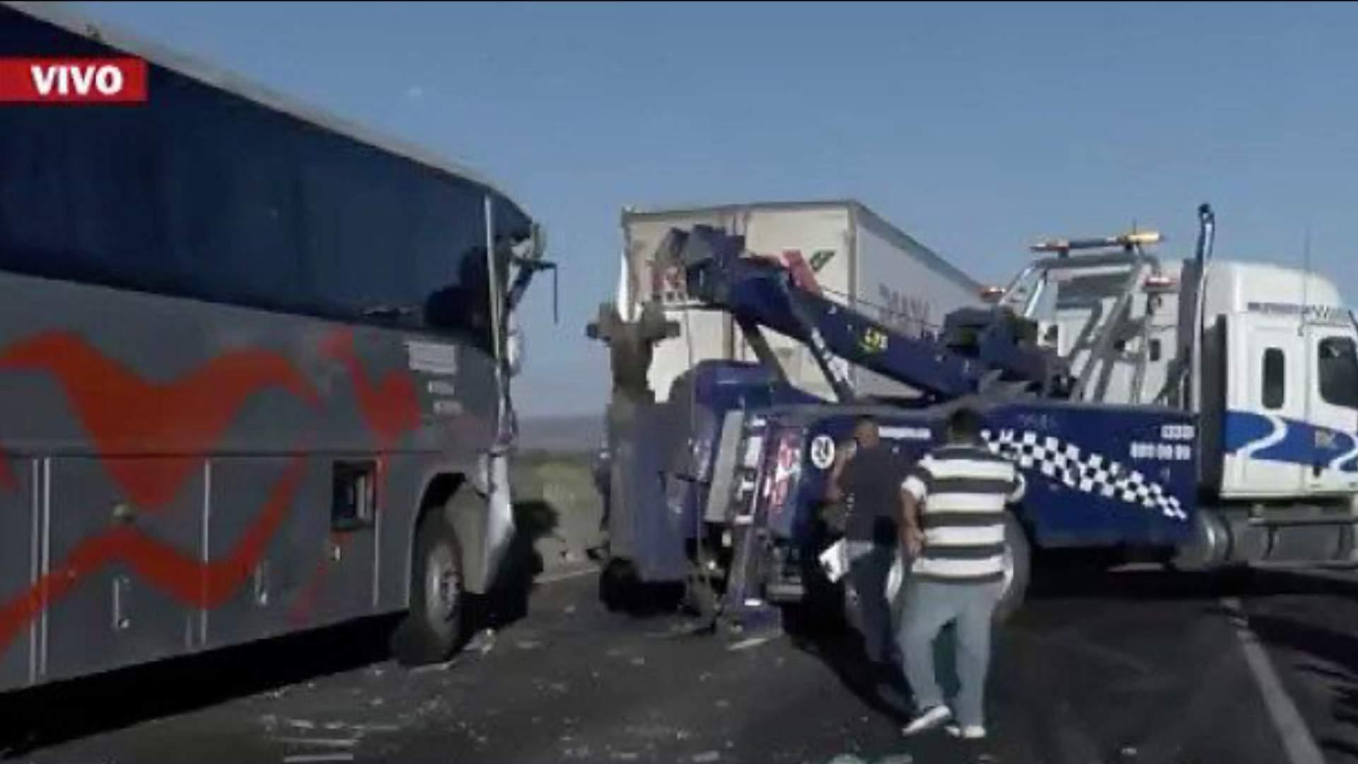 Autobús de Banda Musical se Impacta Contra Tráiler, Hay un Muerto | N+