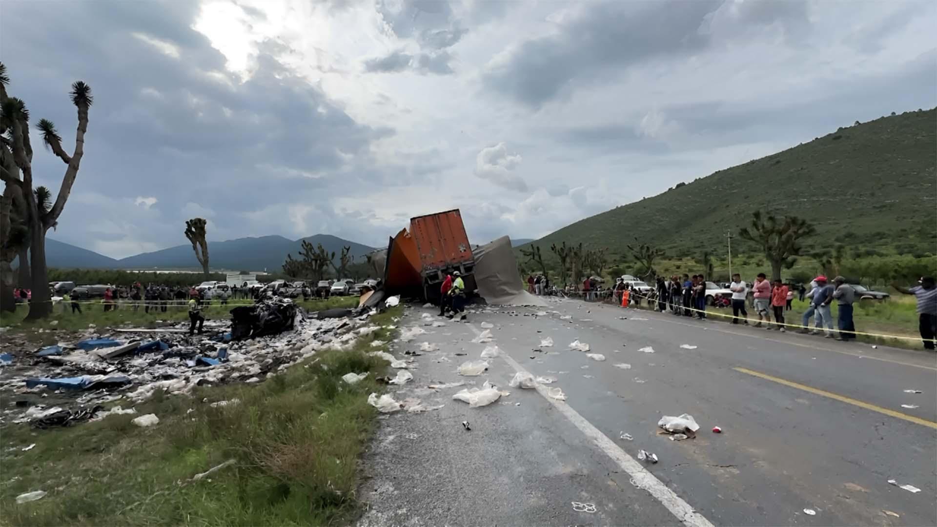 Fuerte Choque Frontal de Tráilers Deja 3 Muertos en Carretera 57 | N+