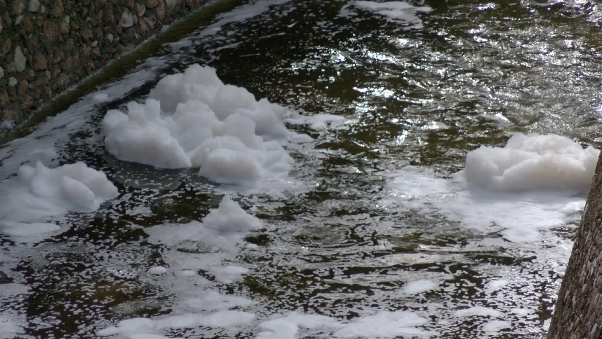 Así se Ve la Espuma Tóxica que Invadió la Presa de Valsequillo | N+