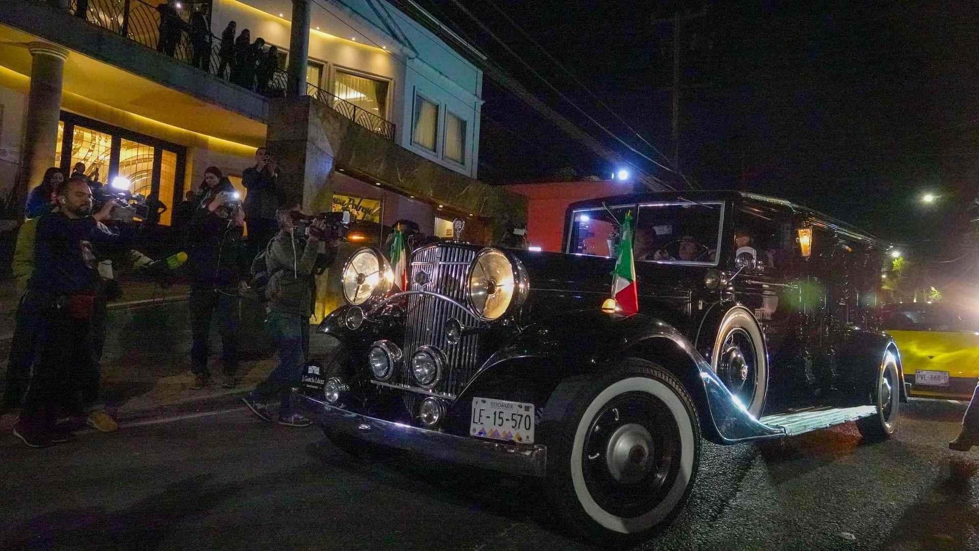 Llega Carroza con Restos de Silvia Pinal a Funeraria Donde Será Velada | N+