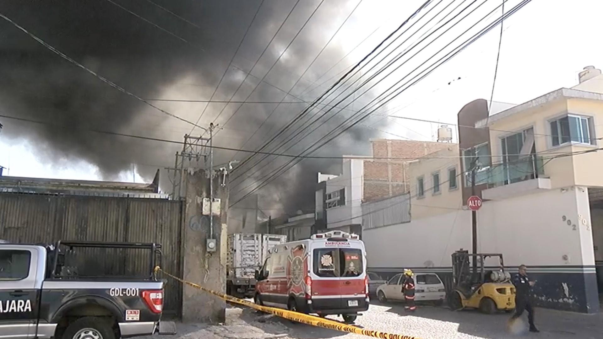 Fuerte Incendio En Empresa De Guadalajara Decenas De Personas Fueron