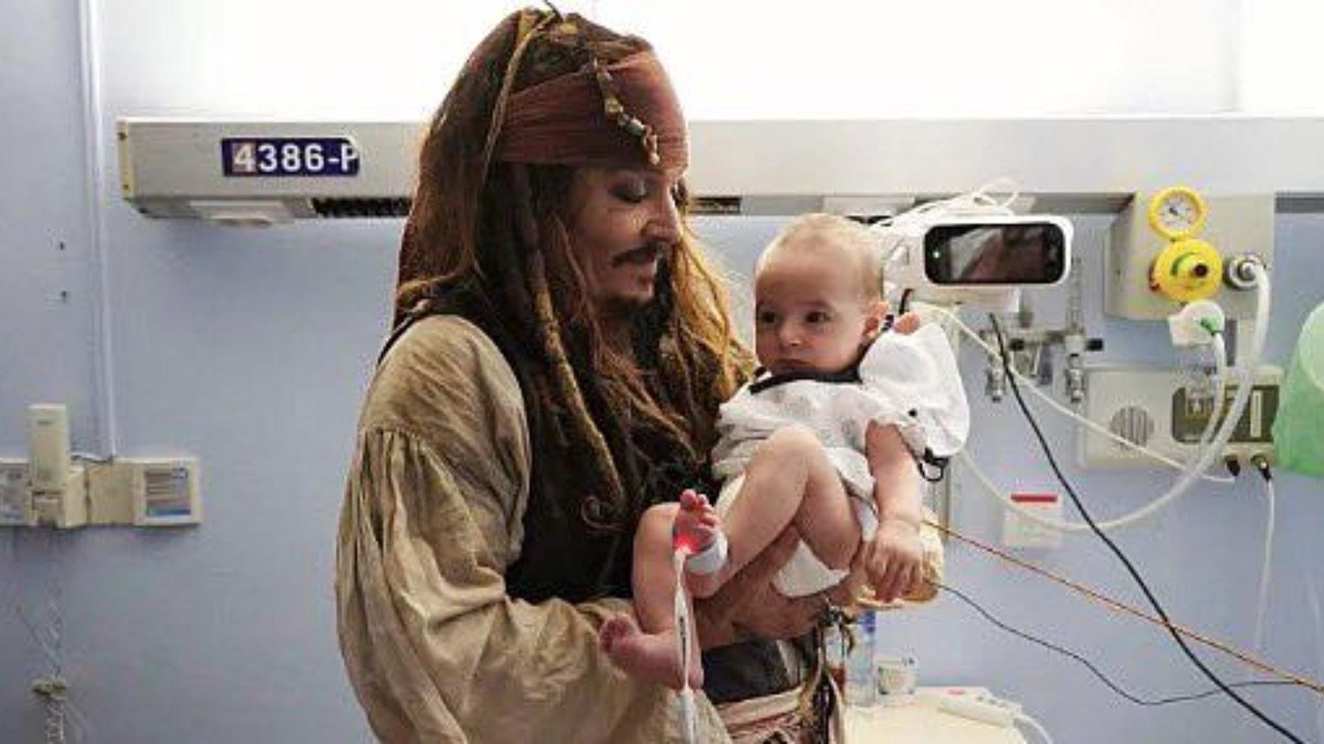 VIDEO: Johnny Depp Sorprende a Niños con Cáncer en Madrid Vestido Como ...