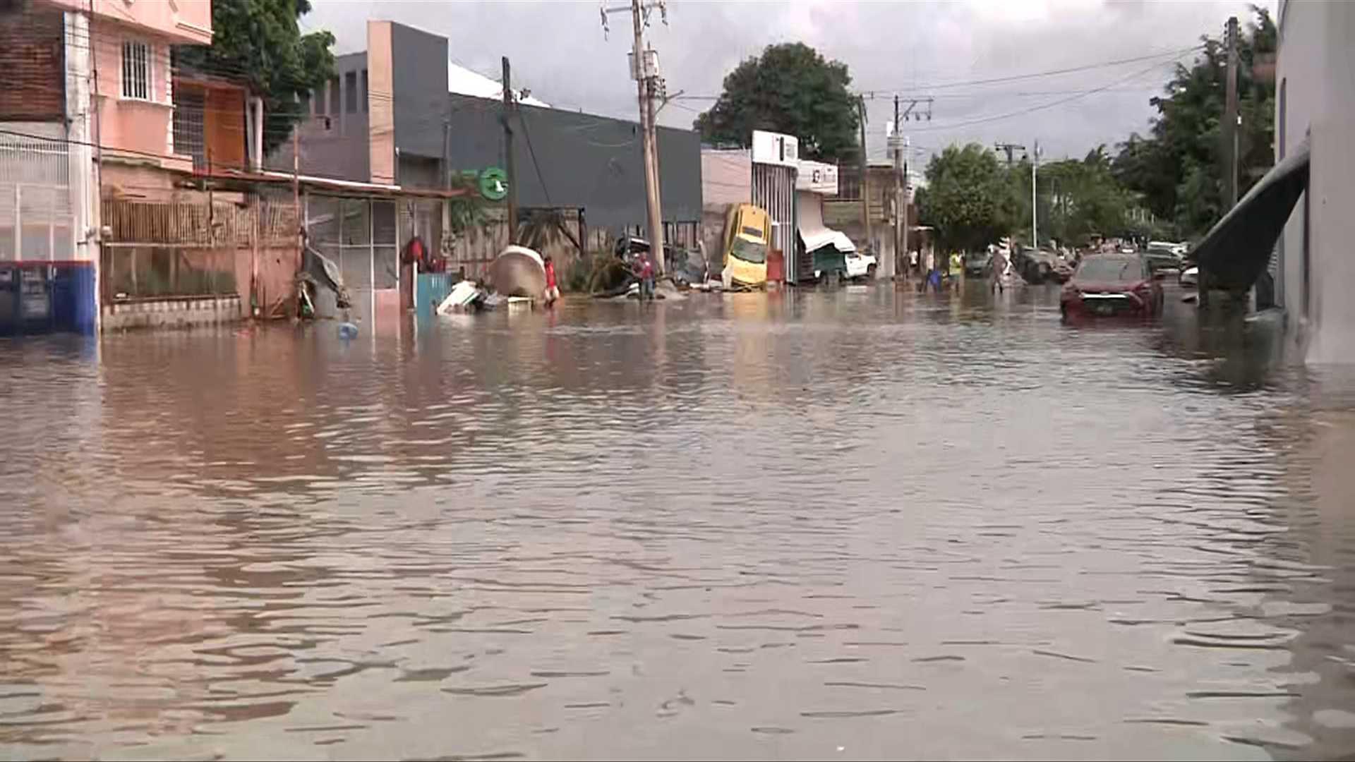 Inundaciones en Veracruz: Habitantes se Refugian en Azoteas por ...