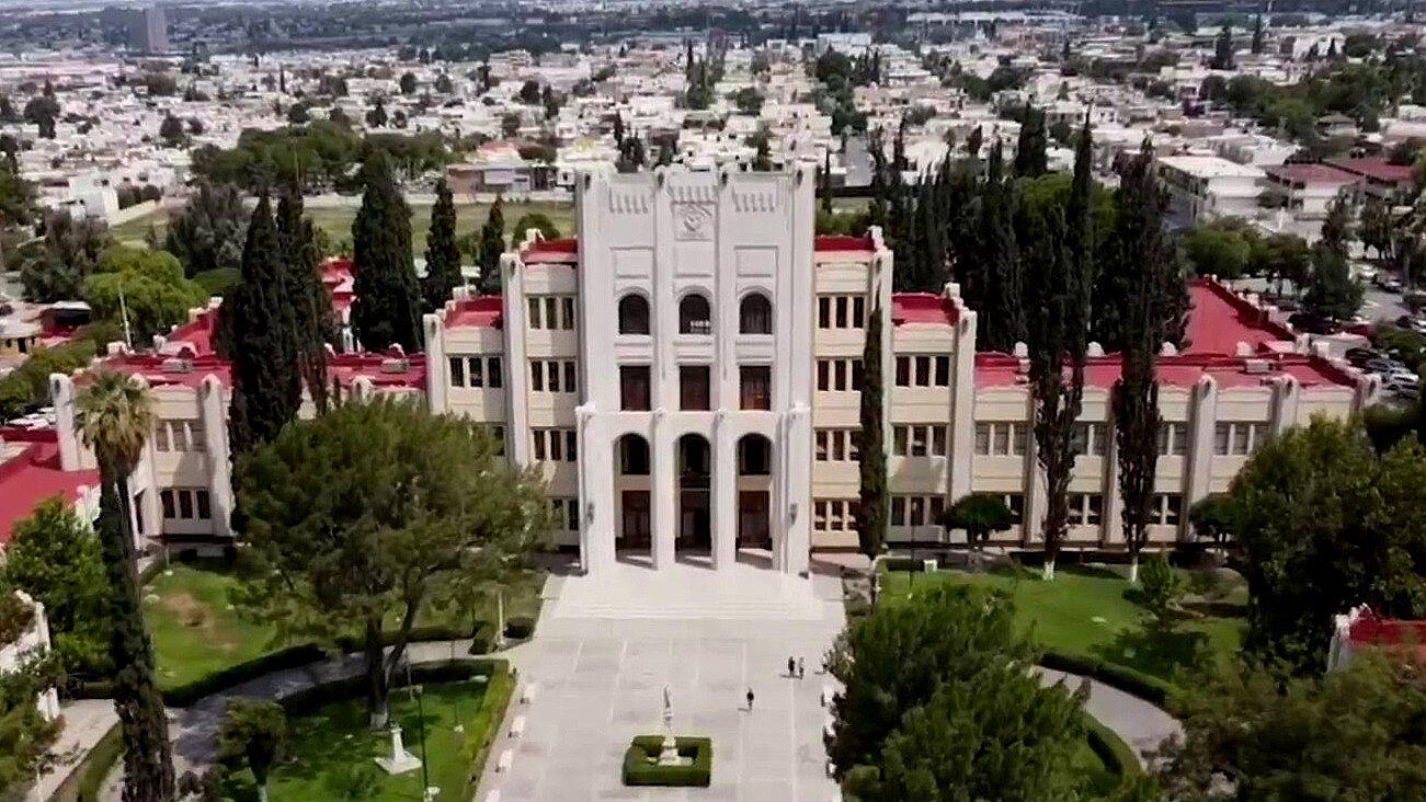 Imponente Fachada de la Escuela de Bachilleres ‘Ateneo Fuente’, en ...