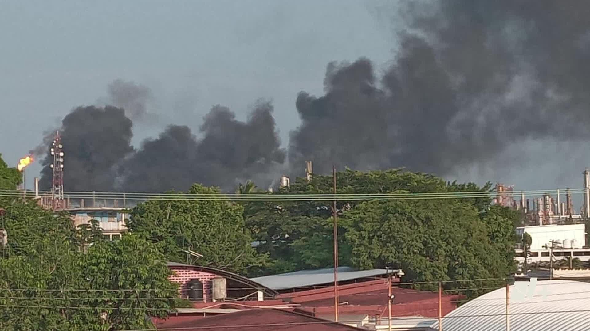 Realizan Desfogue Controlado en la Refinería Lázaro Cárdenas | N+